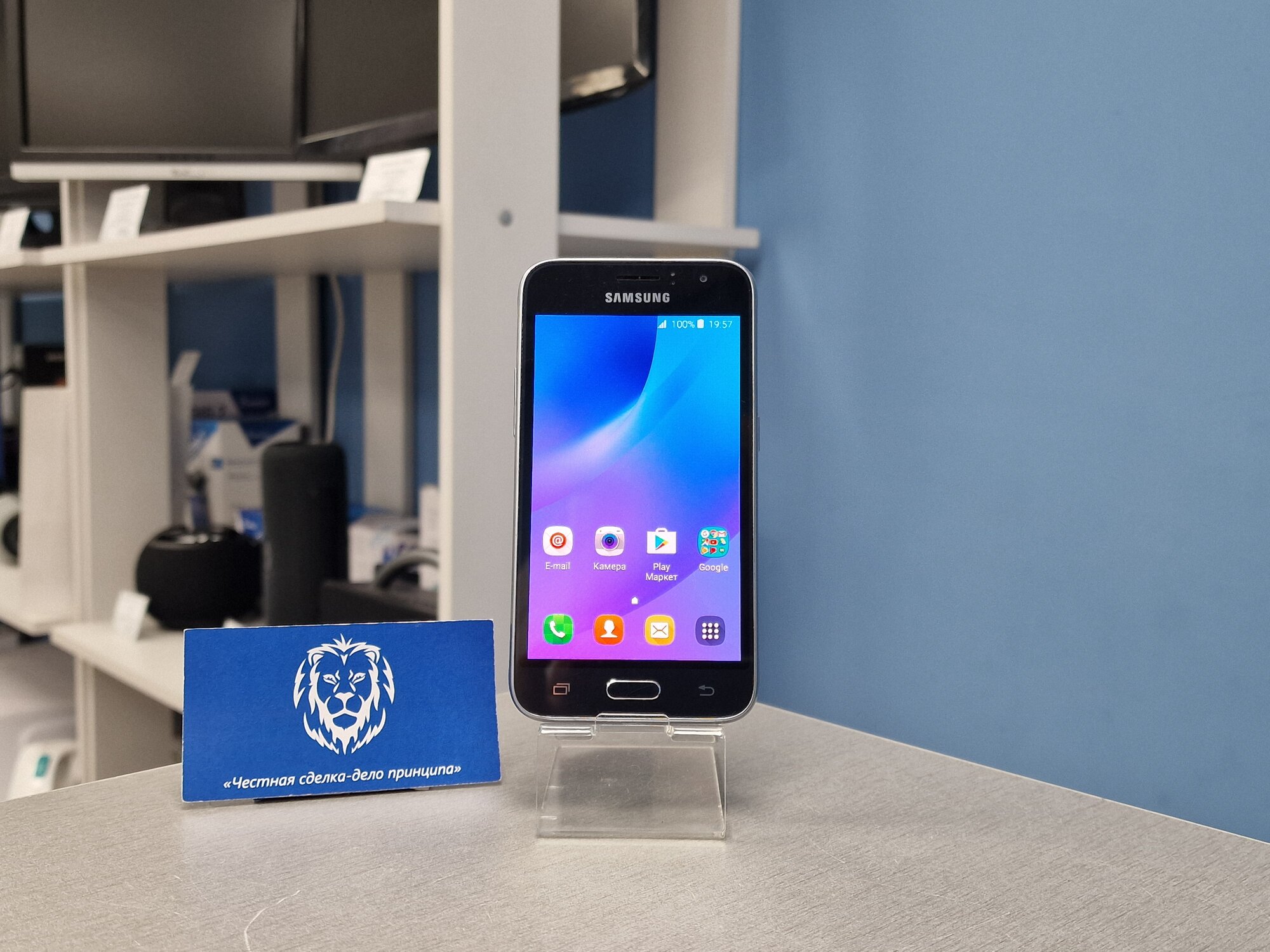Смартфон Samsung Galaxy J1 (2016) 4G 1/8 ГБ RU, 2 micro SIM, белый