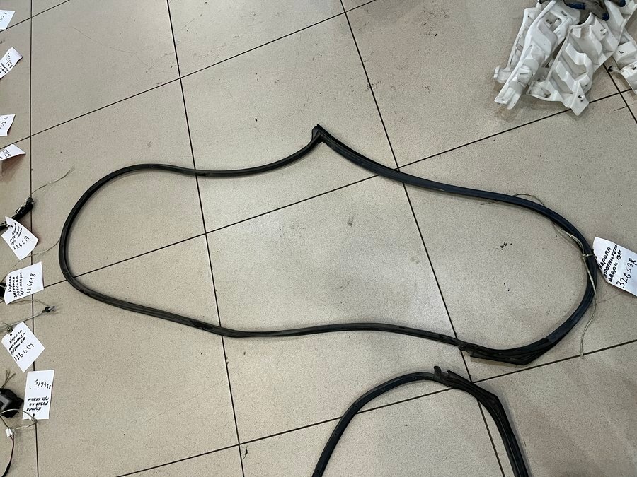 Уплотнитель двери передней правой от Toyota Corolla E150 2006-2013