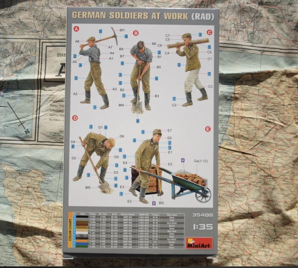 Сборная модель MiniArt 35408 Солдат за работой Спецвыпуск с инструментами, 1:35