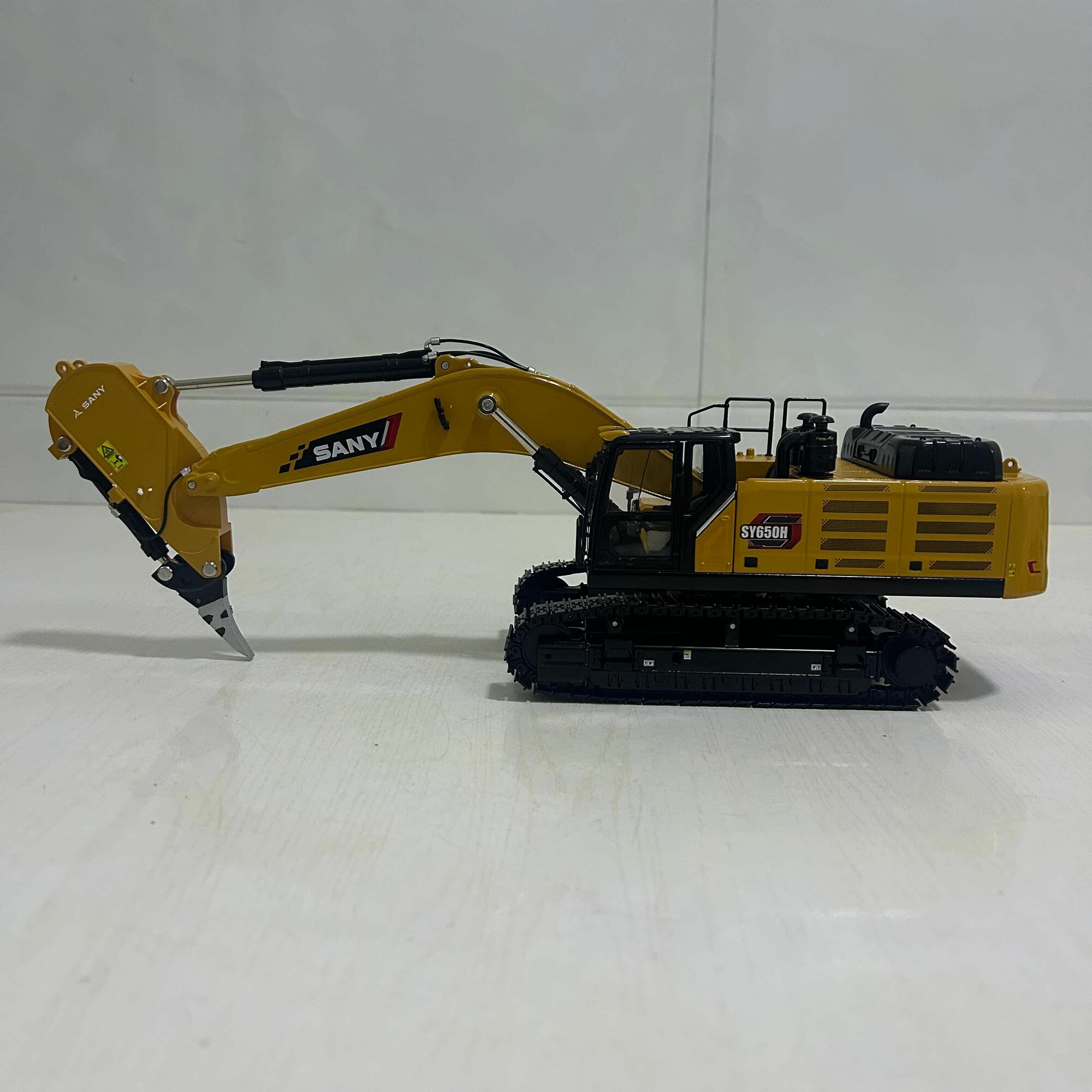 1:35 О ригинальная модель экскаватора Sany SY650H с крюком в виде клюва