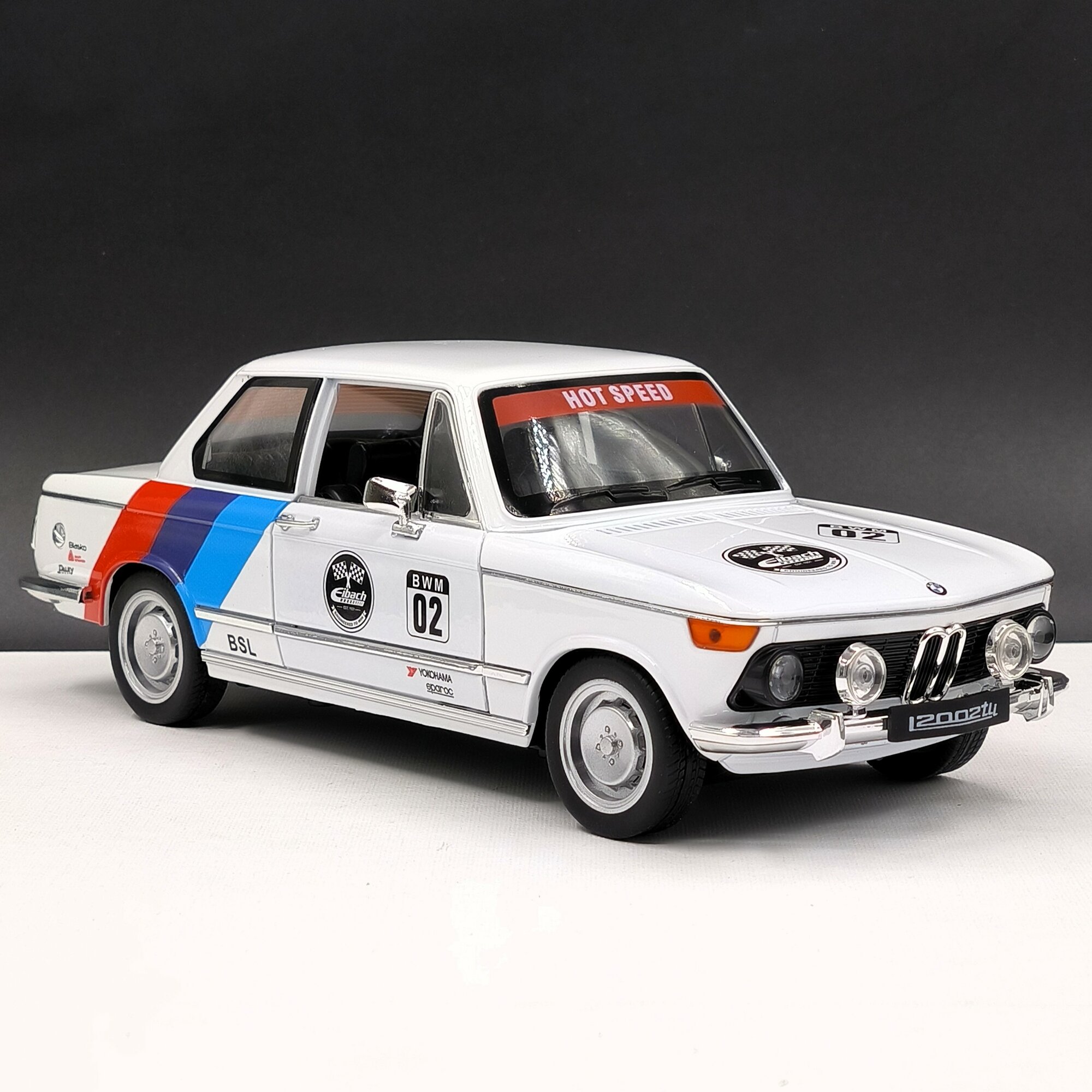 Машинка металлическая BMW 2002 tii с световым и звуковым сопровождением. Масштаб 1:18 (24см)