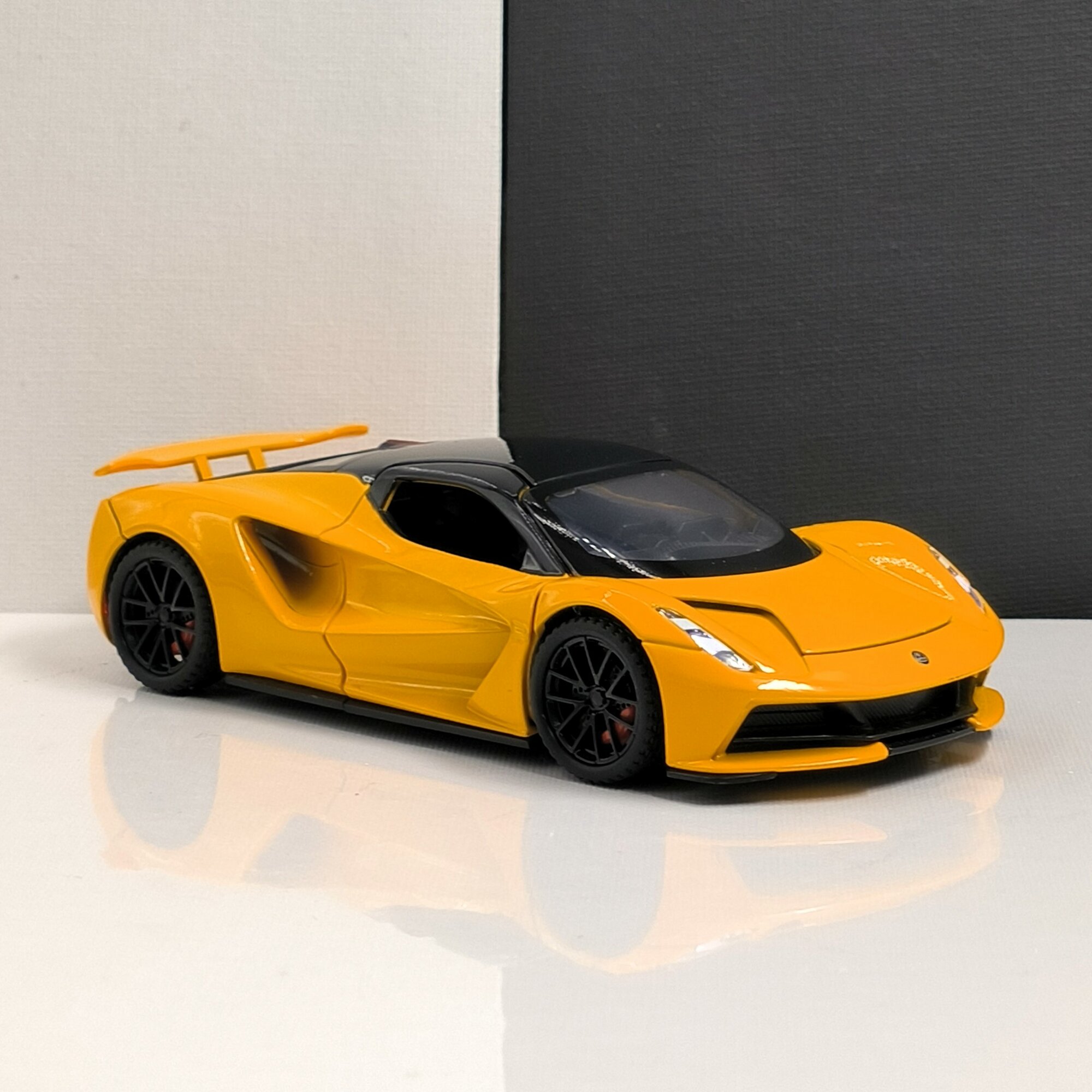 Металлическая машинка Lotus Evija с световыми и звуковыми эффектами. Масштаб 1:32(14,5см)