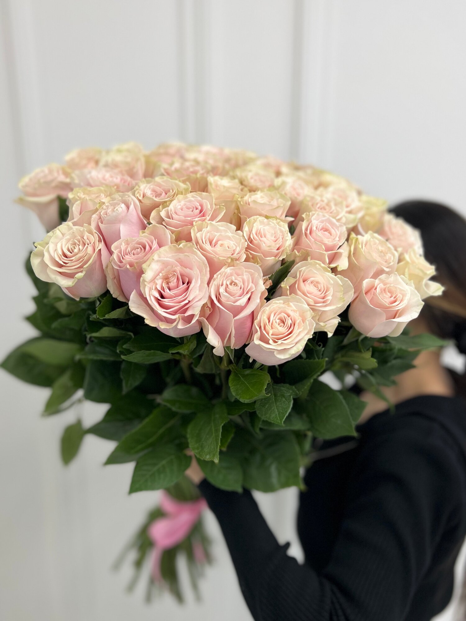 Букет из роз Pink Mondial, Эквадор, высота стебля 60, ширина 55см, 51 цветок