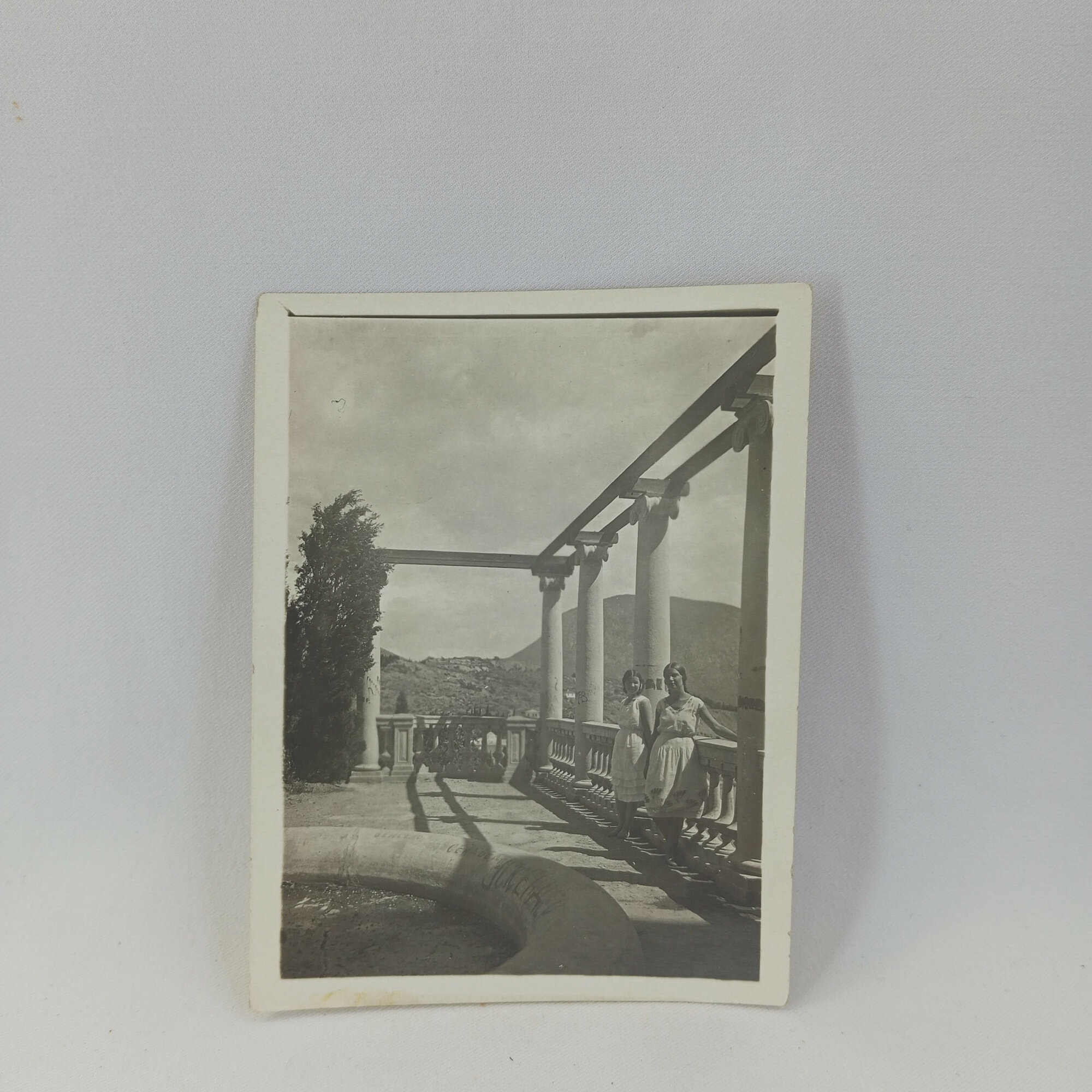 Фотография винтажная, СССР. Черно белый снимок с девушками на набережной, 1 шт.