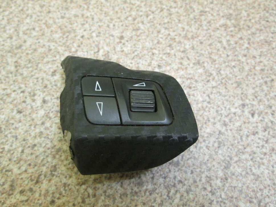Кнопка на рулевое колесо правая Opel Astra H 2004>, Zafira B 2005-2012 1 б/у