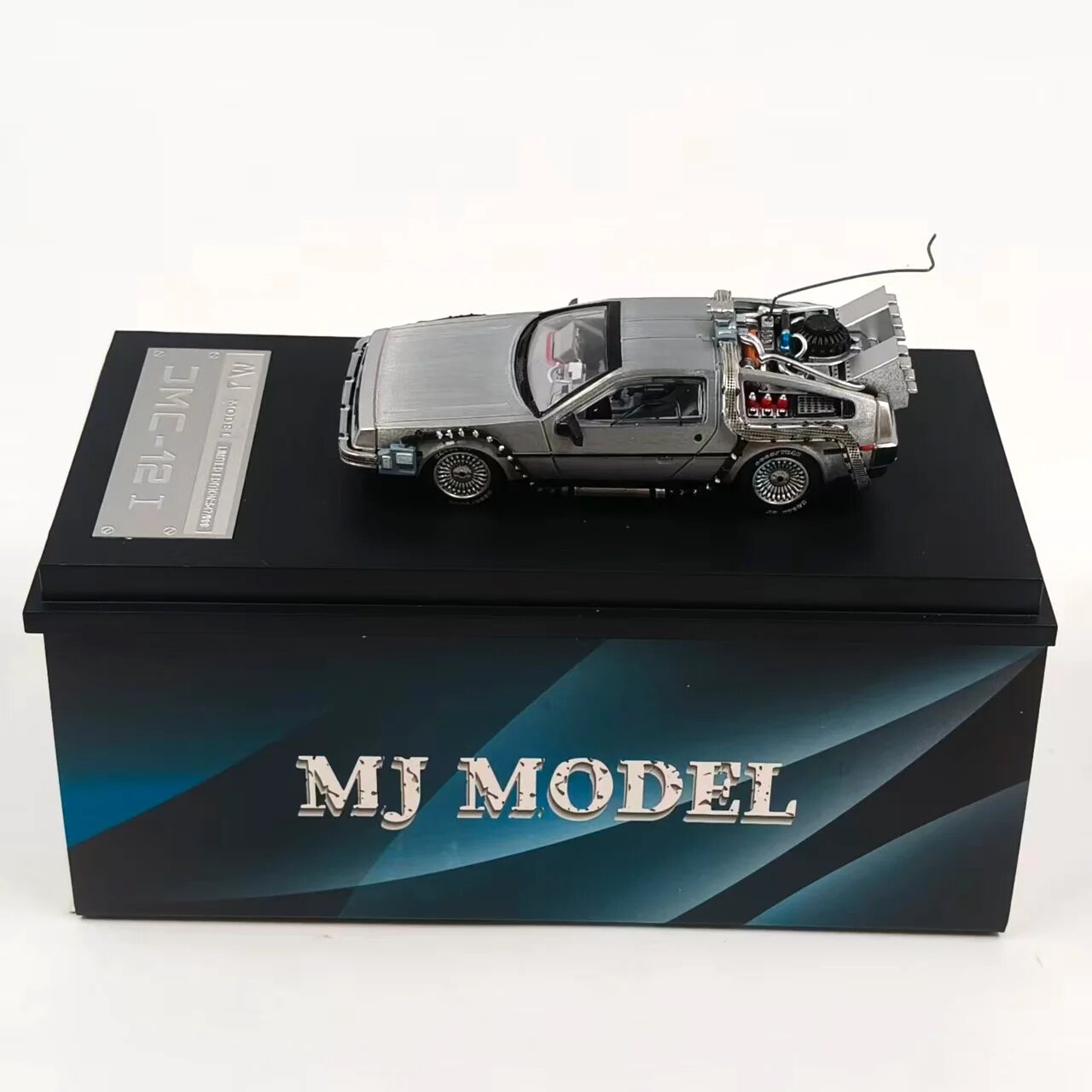 Модель автомобиля DeLorean MJ 1:64 WELLY 2