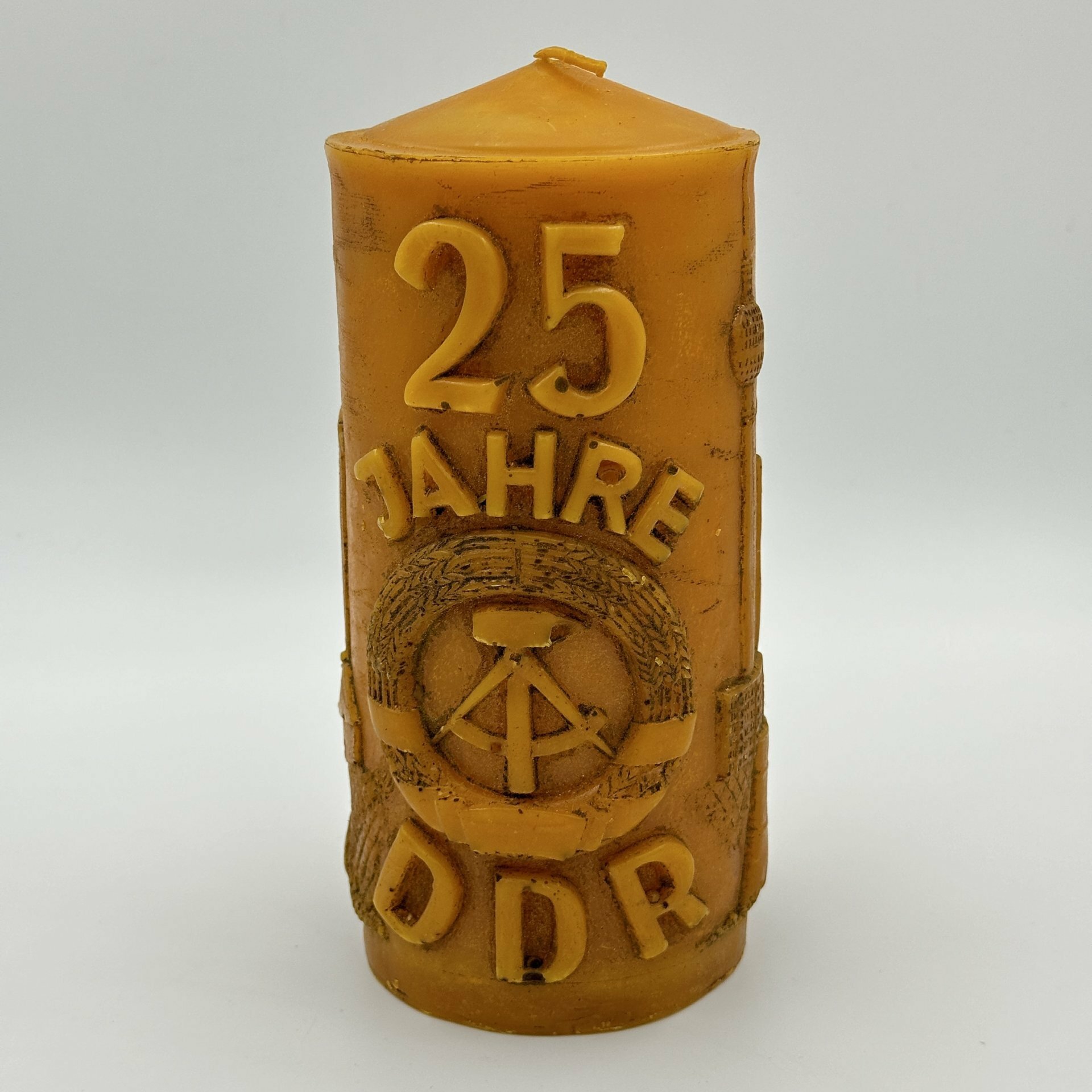 Свеча сувенирная "25 jahre DDR" ("25 лет ГДР"), парафин, резьба, ГДР, 1974 г.