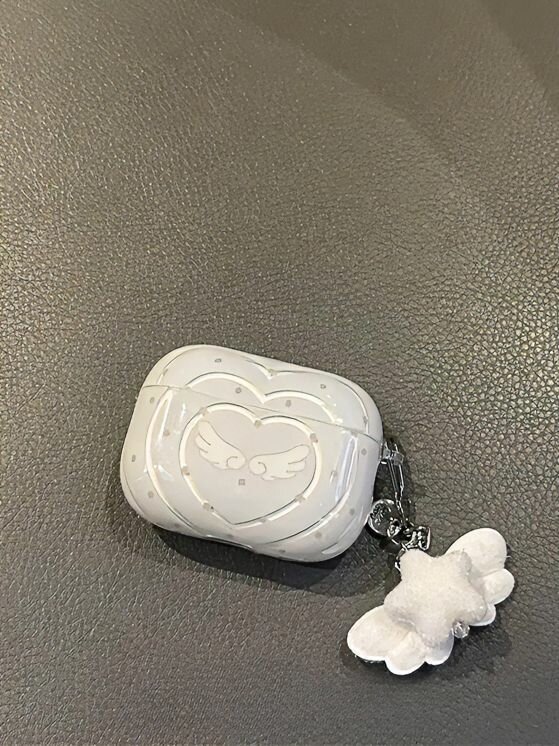 Полупрозрачный чехол для AirPods 4 с декоративными крыльями-сердечками и милым брелоком