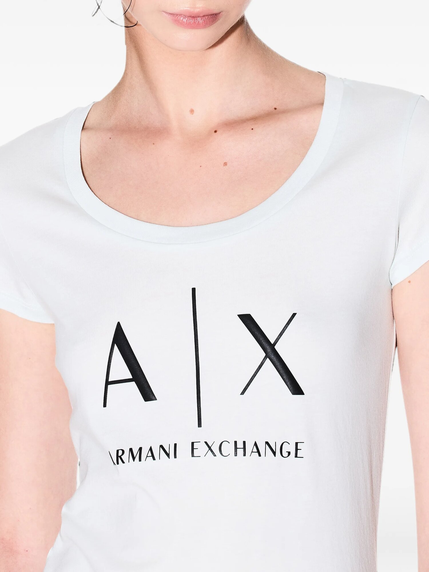 Футболка Armani Exchange Logo-print T-shirt, размер 42, белый — фото 1