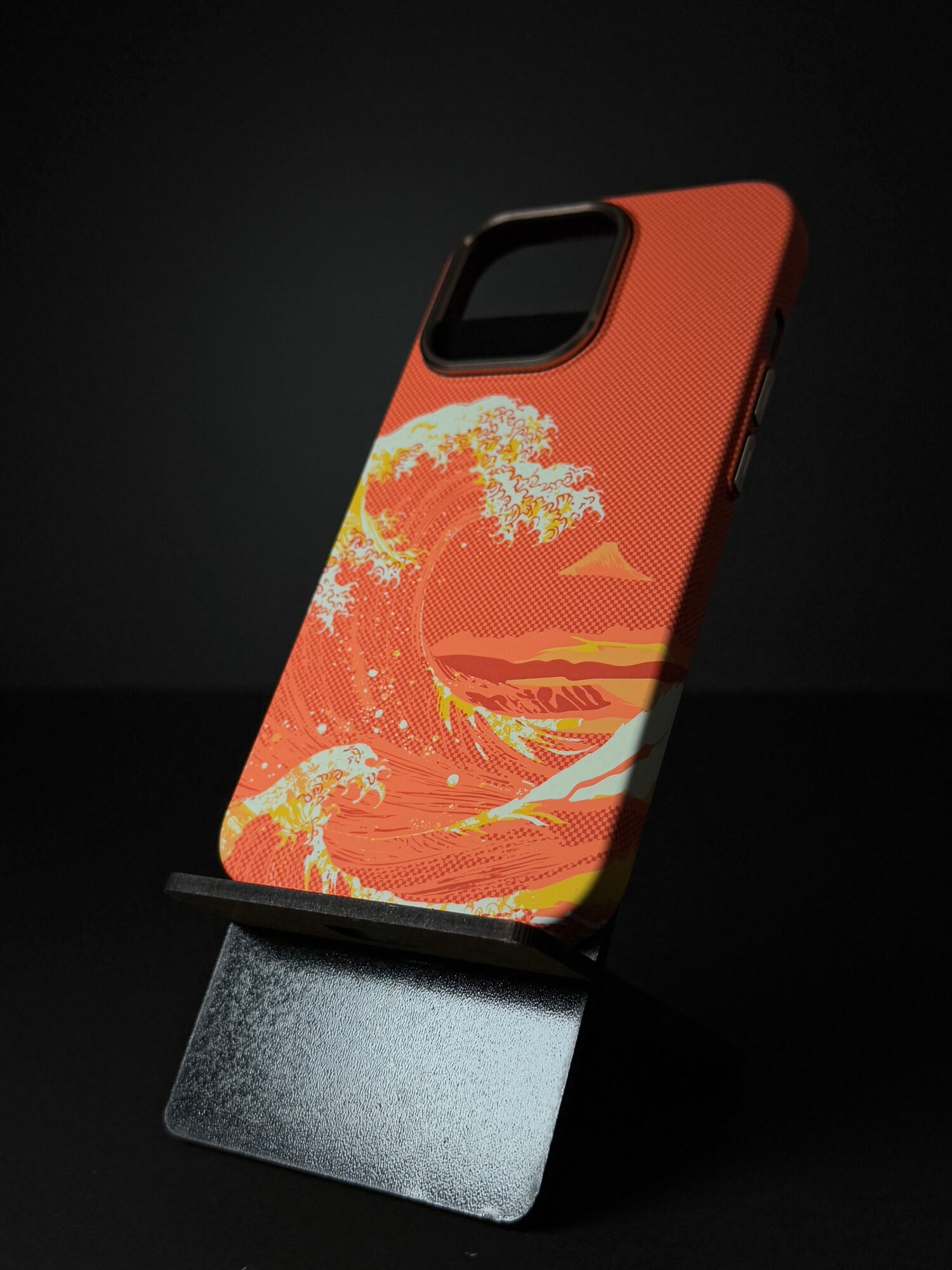 Чехол Айфон 13 Про / чехол iPhone 13 Pro с MagSafe LUXO Life+, ярко-оранжевая волна, карбоновый