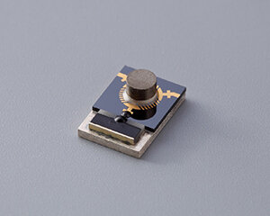 8.5 GHz to 10.5 GHz, 0.5 dB Insertion Loss, 18 dB Isolation, GWB Micro-strip Series Isolator-WG902A7