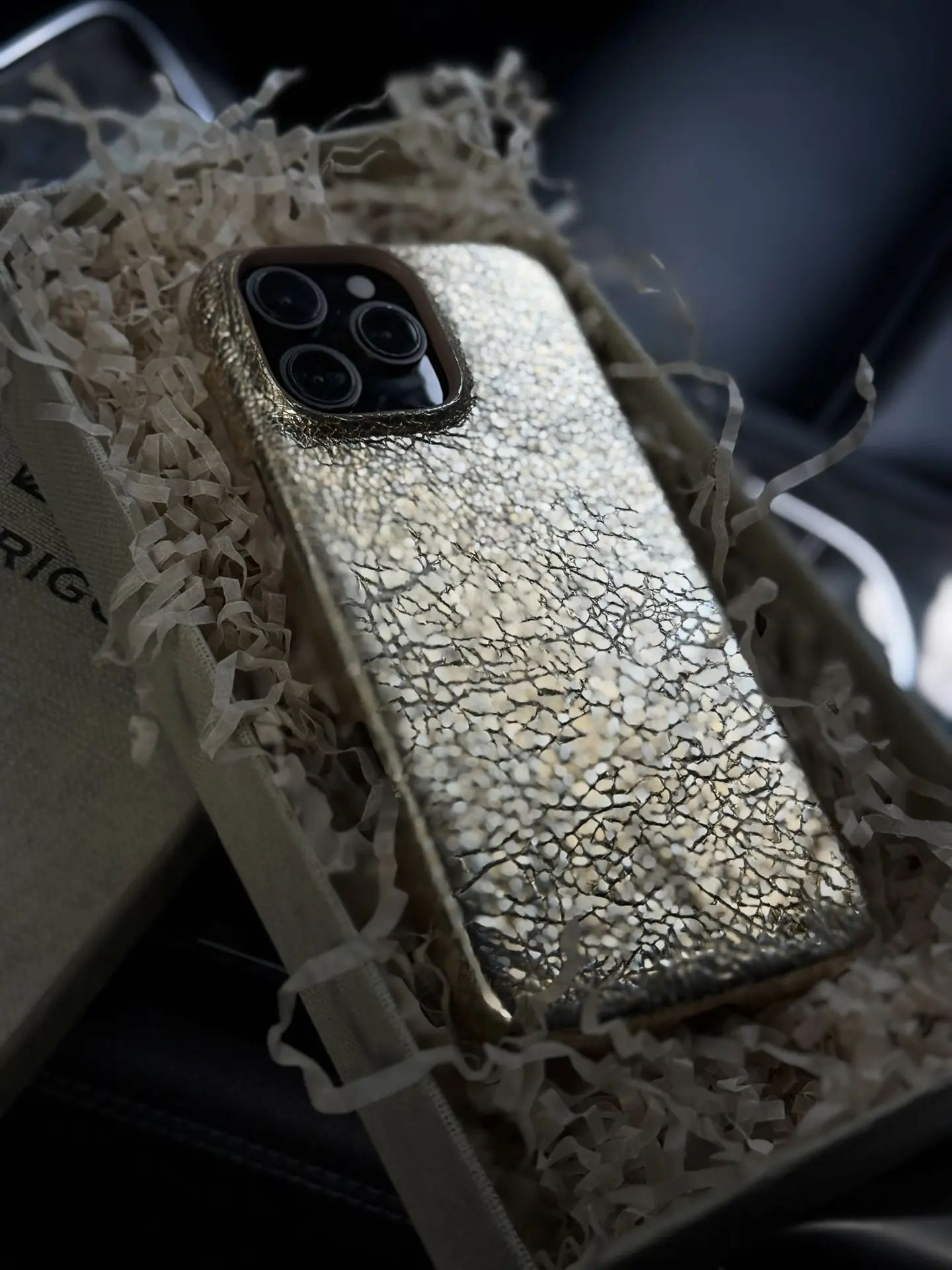 Чехол на iPhone 16 Pro Max из натуральной кожи золотой
