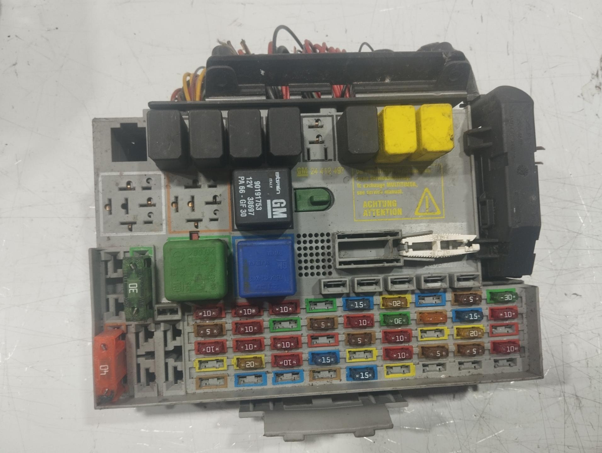 Блок предохранителей Opel Astra G (1998 - 2009) 24412497