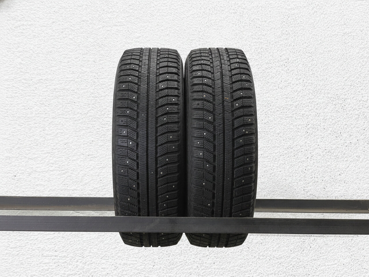 Комплект (2 шт) зимних БУ шин шипованные AMTEL Nord Master 205/65 R15 30% износ AMT294