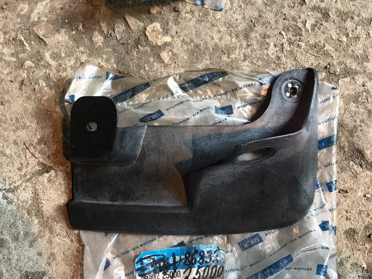 Брызговик передний правый Hyundai accent, 86832-25000