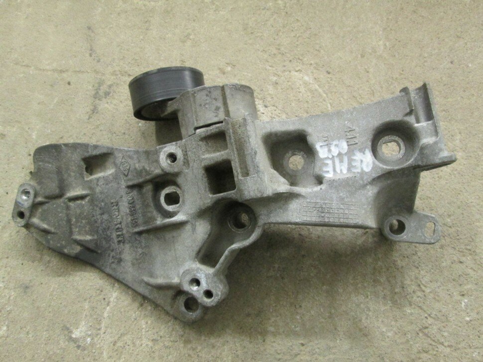 Кронштейн генератора 8200669495 Renault 1,5 DCi б/у