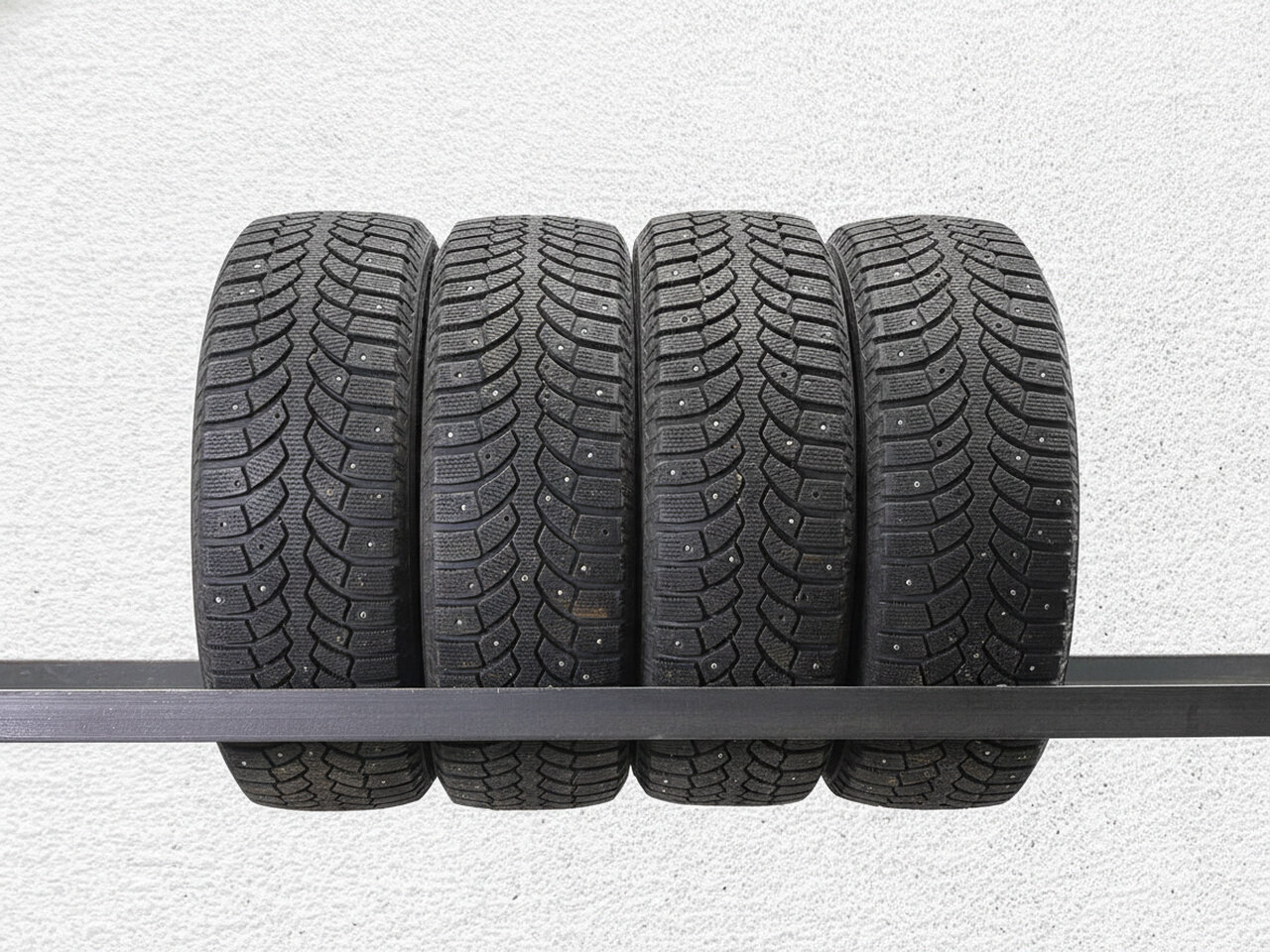 Комплект (4 шт) зимних БУ шин шипованные Bridgestone Blizzak Spike 01 195/60 R15 30% износ DCX002
