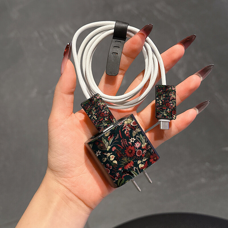 Черный чехол для смартфона 14 Plus с цветочным принтом на всю поверхность и черной накладкой на зарядное устройство