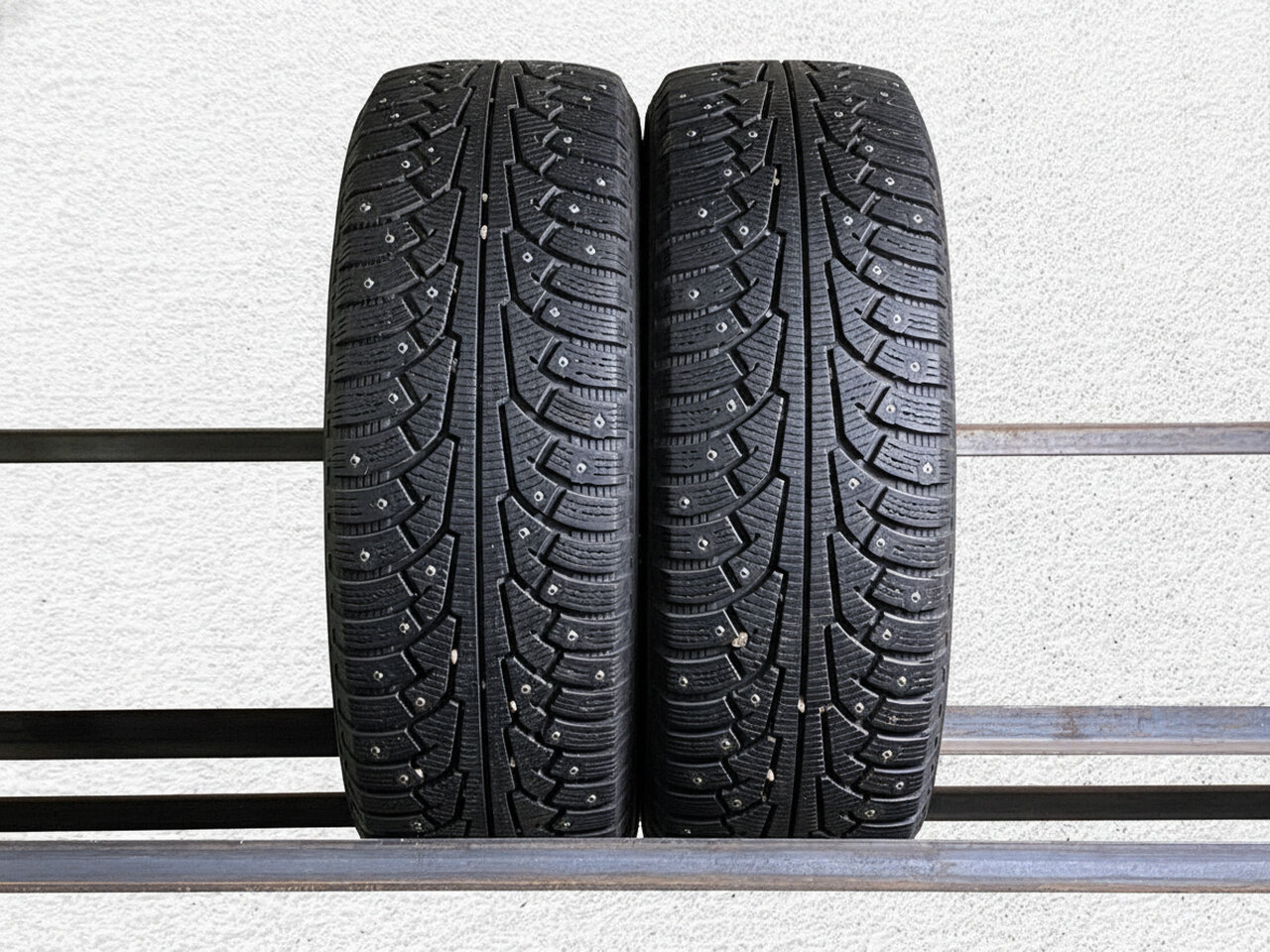 Комплект (2 шт) зимних БУ шин шипованные Nokian Tyres nordman 5 suv 255/60 R18 15% износ TSB041496