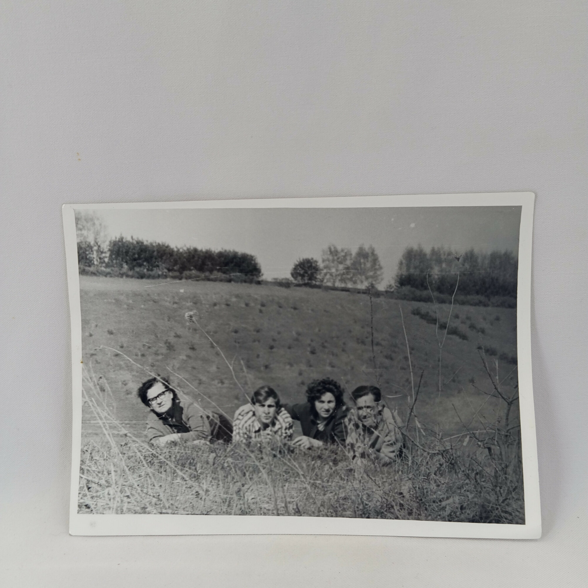 Фотография винтажная СССР. Черно белый снимок четырех человек на природе, формат 18 на 24 см