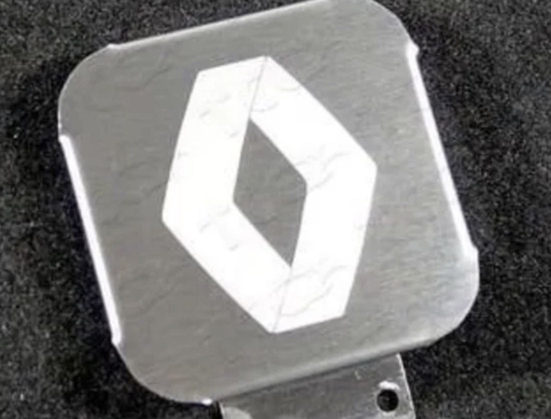 Заглушка на фаркоп под квадрат 50x50 с логотипом Renault, (нерж. сталь) TCUZREN1