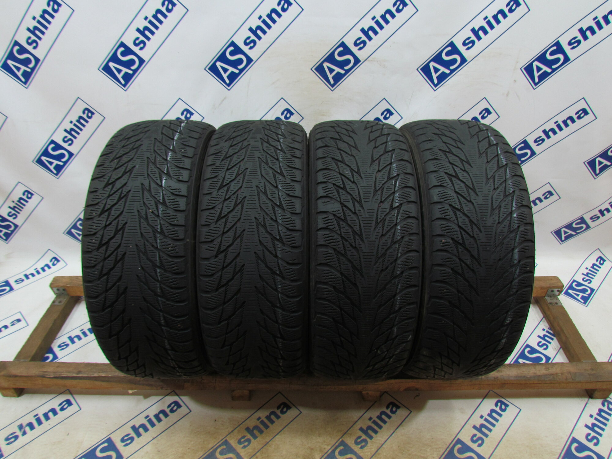 Комплект (4 шт) Nokian Hakkapeliitta R2 215 55 R17 зимние БУ шины более 35% износ , артикул 0009927