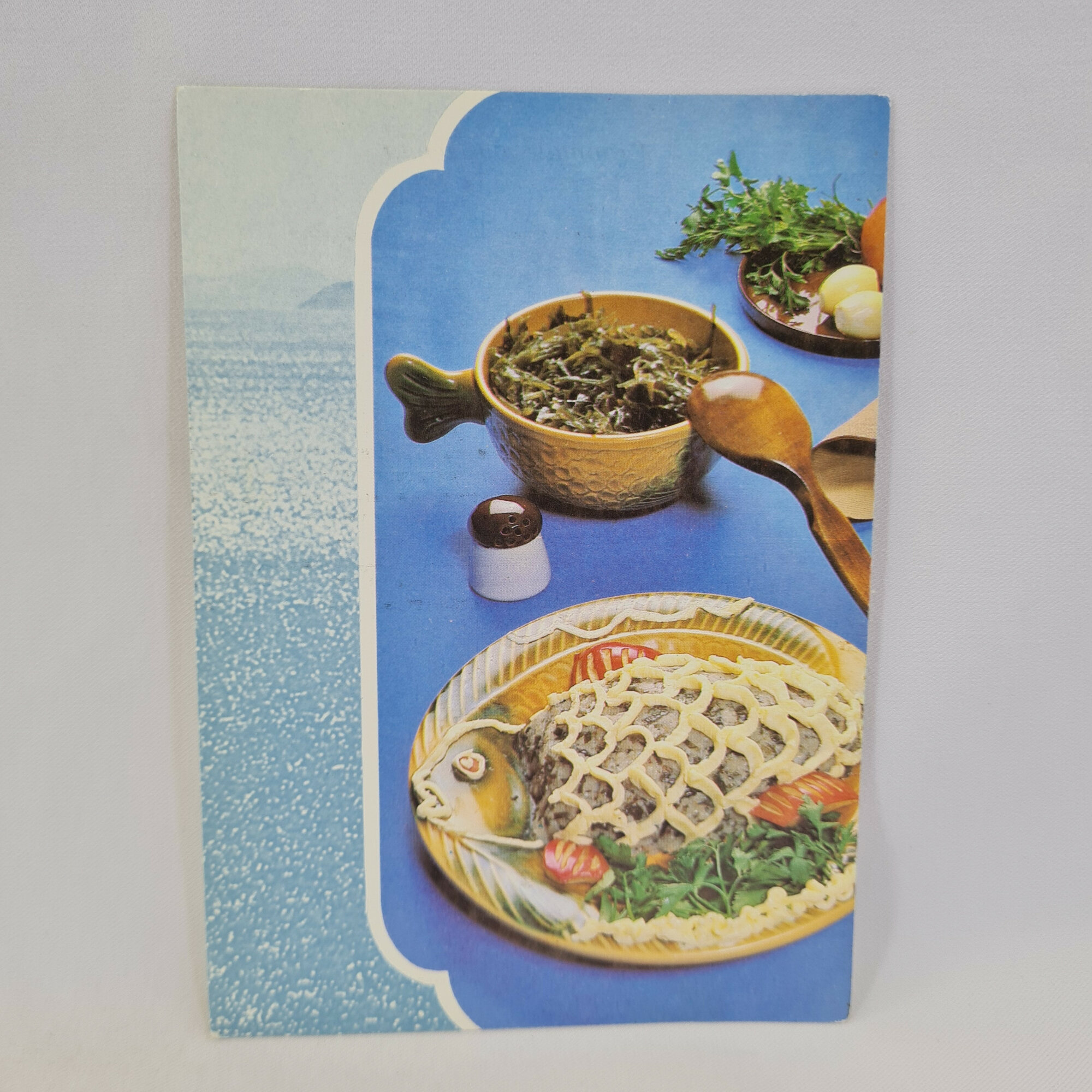Открытка советская СССР. Рецепт блюда из скумбрии с морской капустой, натюрморт с рыбой и салатом. В
