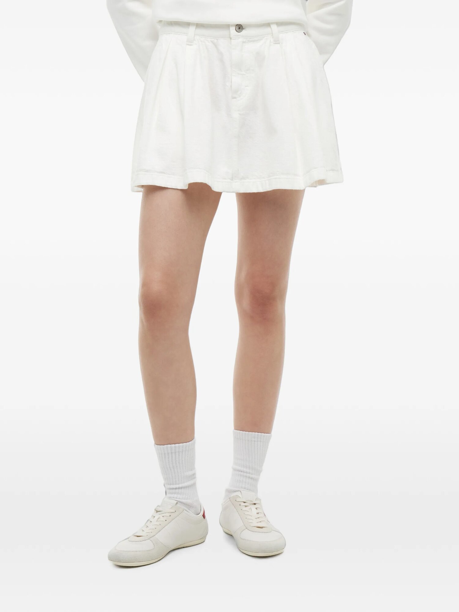 Юбка Tommy Jeans Logo-patch pleated mini skirt, размер 26 JEAN, бежевый/белый — фото 1