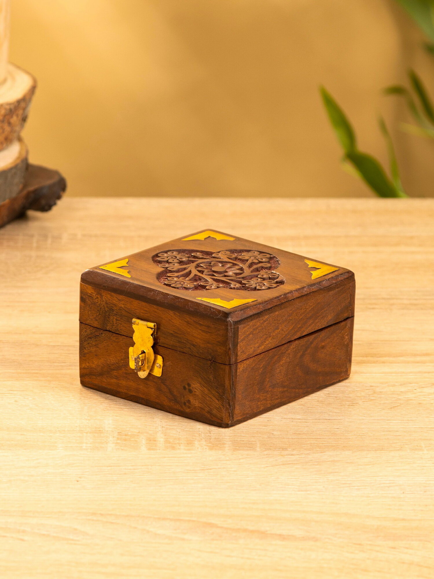 Шкатулка квадратная с замочком, 10x10x6 см, дерево шишам, латунь