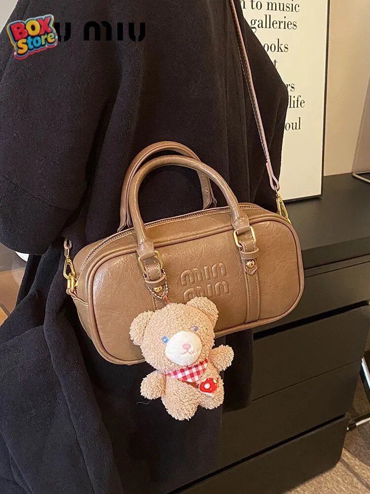 Сумка на плечо Miu Miu из искусственного меха, 13x9 см, с медвежонком — фото 1