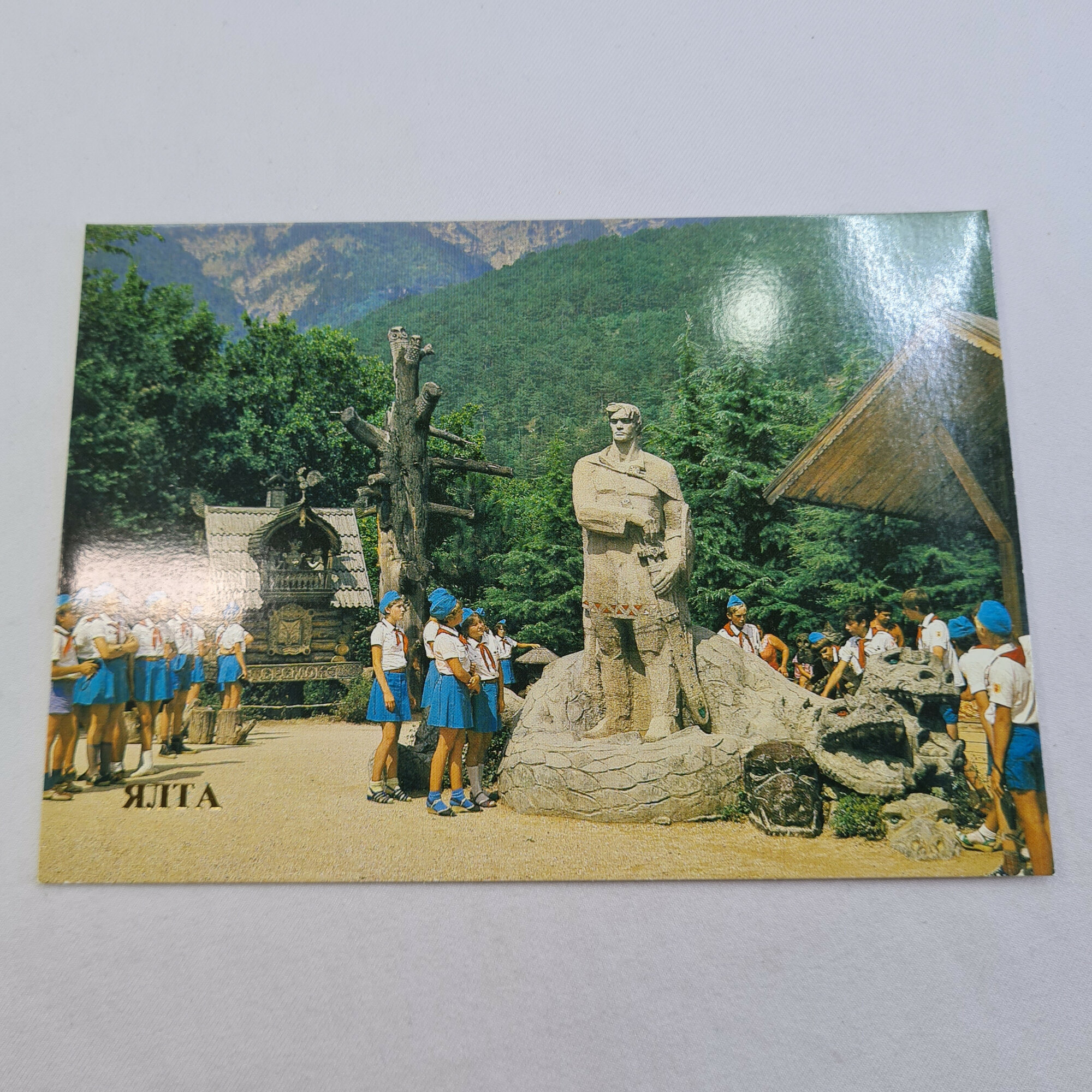 Открытка советская СССР. Ялта, пионеры у скульптуры в горах. Винтаж