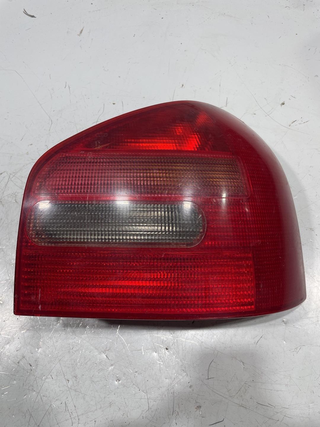 Фонарь задний правый Audi A3 8L (1996 - 2000) 8L0945096A