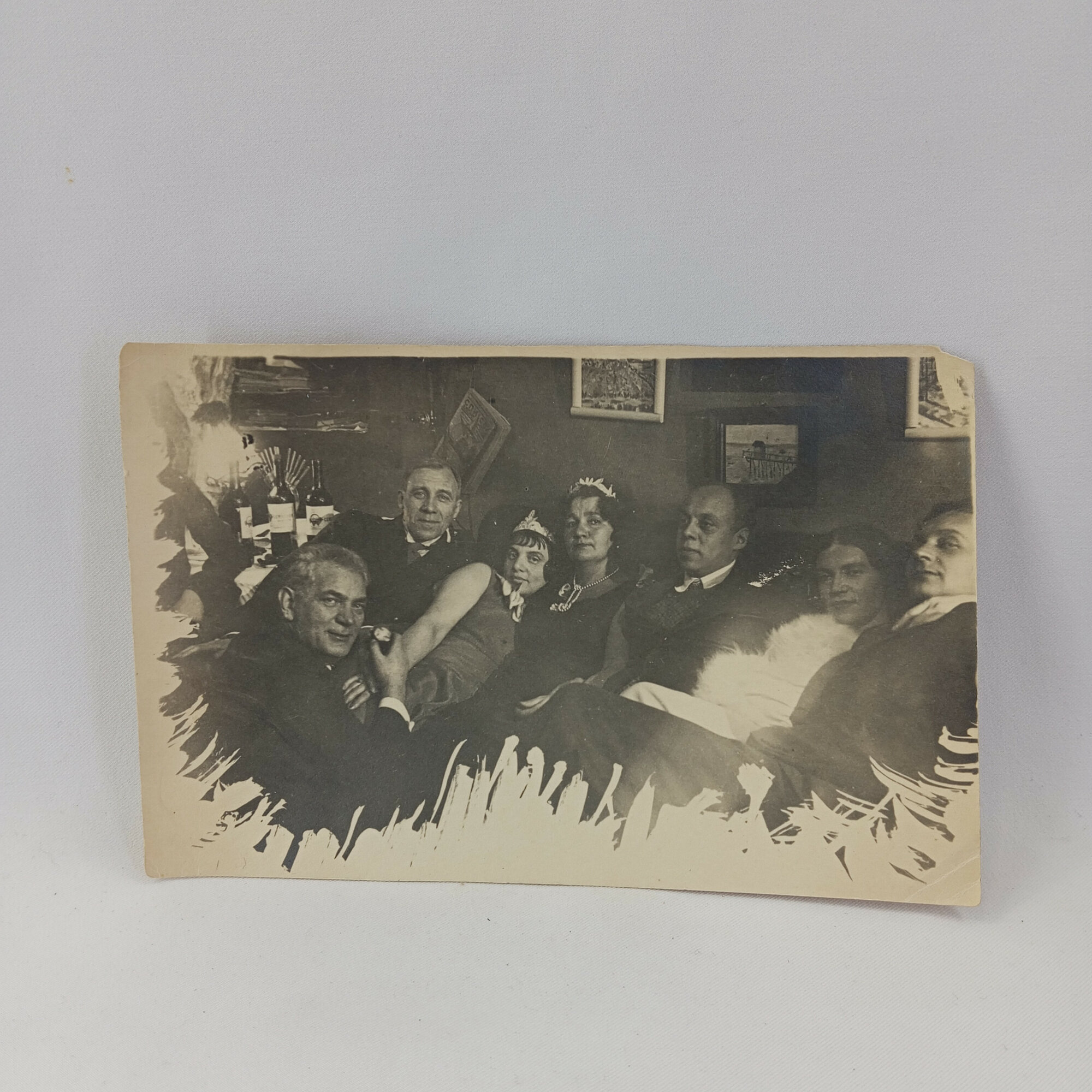 Фотография винтажная, СССР. Черно белый снимок с семейной сценой в интерьере середины века