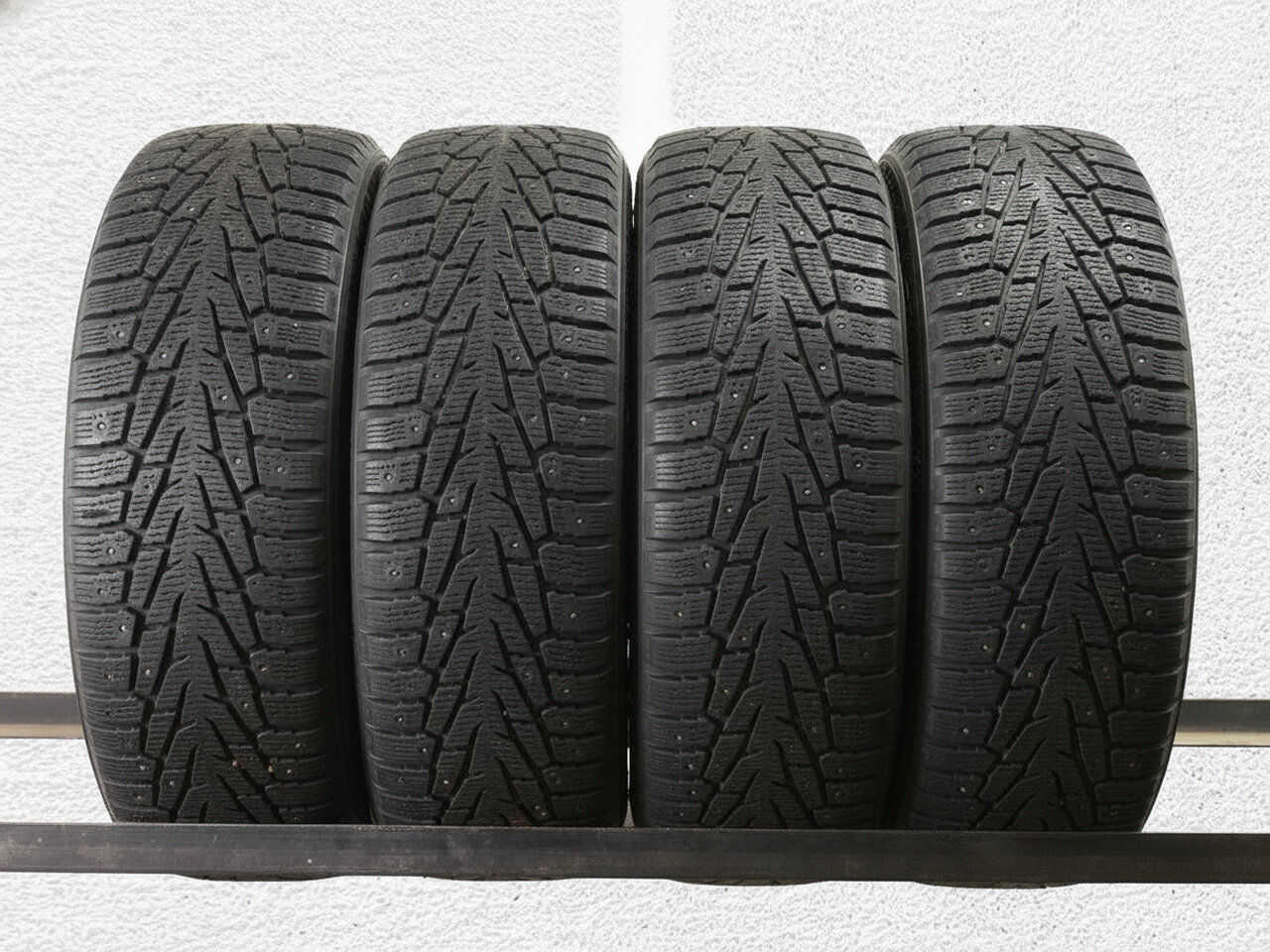 Комплект (4 шт) зимних БУ шин шипованные Nokian Tyres Nordman 7 SUV 235/65 R17 30% износ TSB044295
