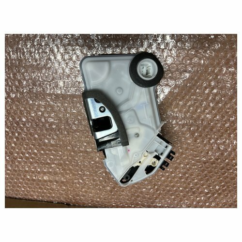 Замок багажника Toyota 6904053140