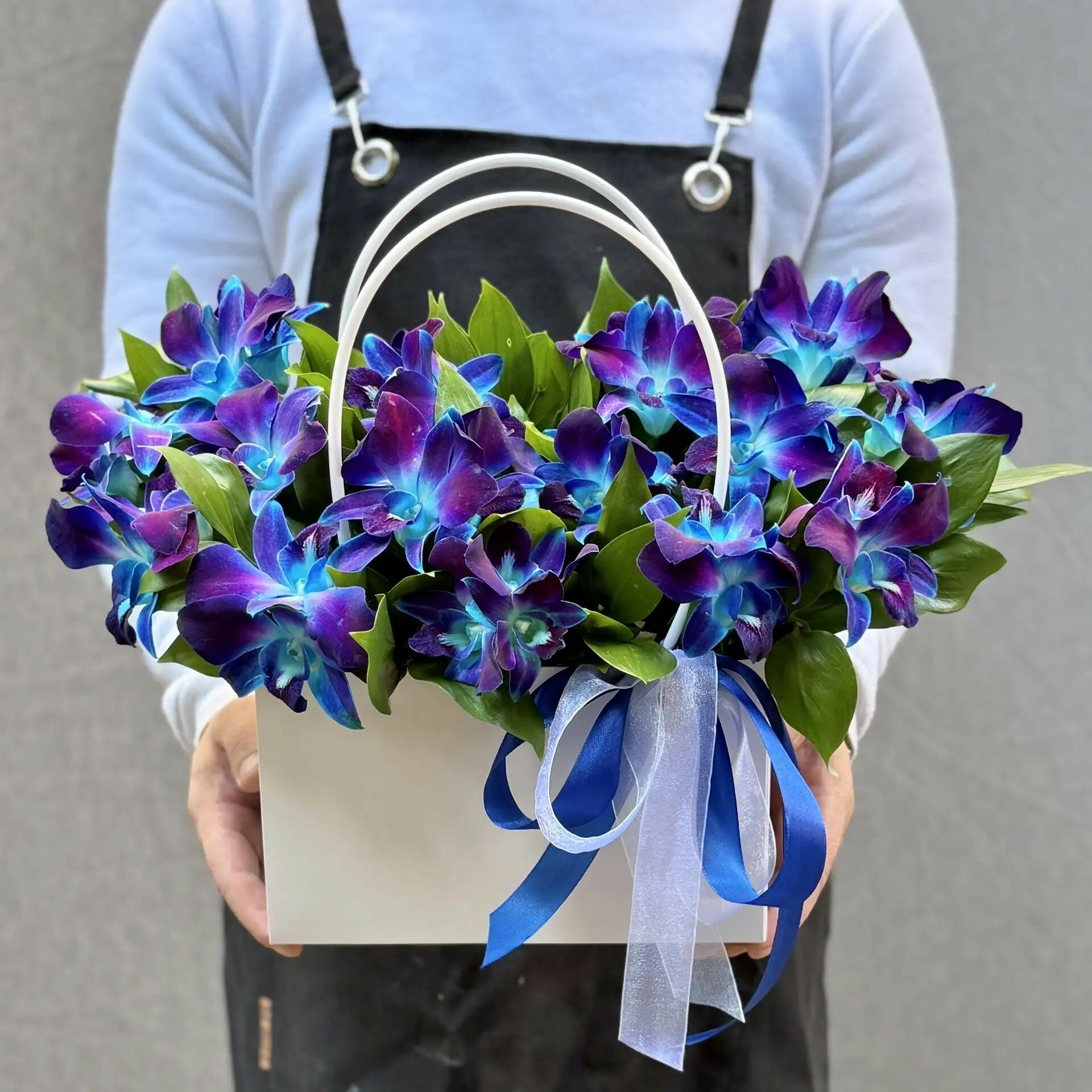 Букет Rybe flowers "Космическая Орхидея", 31 цветок, в стильной сумочке