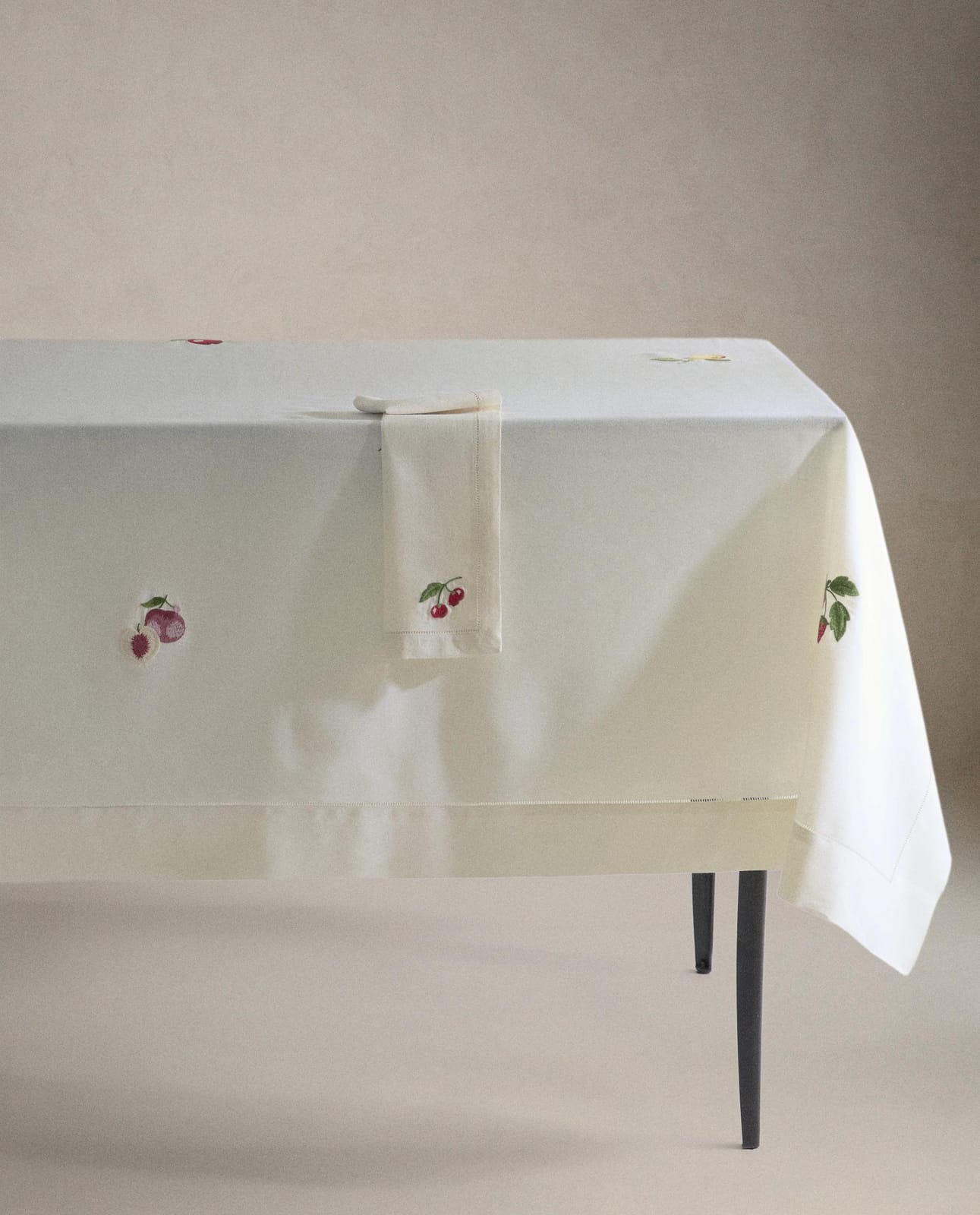 Скатерть ZARA HOME с вышитыми фруктами, экрю, 170 x 350 см 3215/021/712-64
