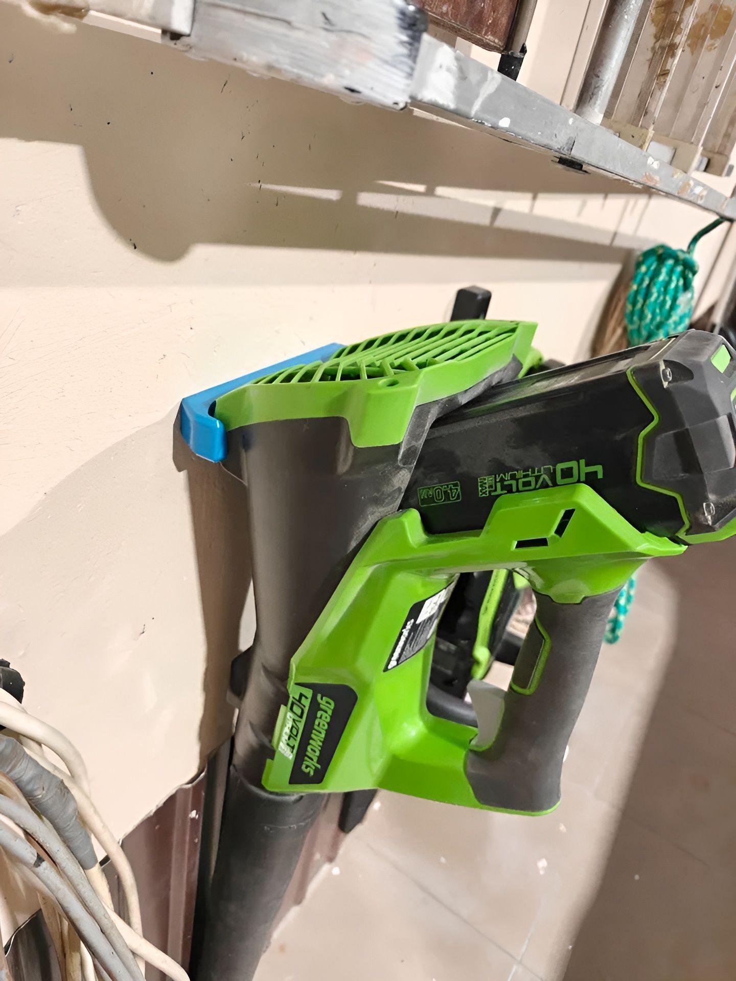 Держатель для воздуходувки Greenworks 40V на стену