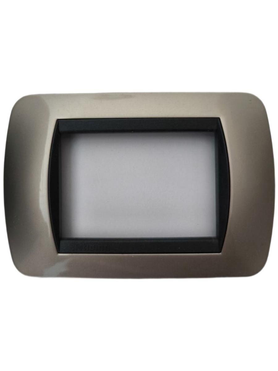 Рамка 3 модуля, форма эллипс , металл. Цвет Титан. Bticino LIGHT. L4803TC