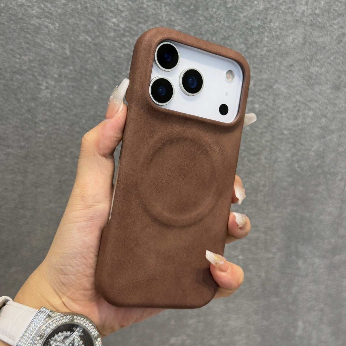 Защитный чехол для смартфона из искусственной кожи с меховой отделкой, матовый ударопрочный, магнитный для беспроводной зарядки, цвет тёмно-коричневый, для моделей формата Plus