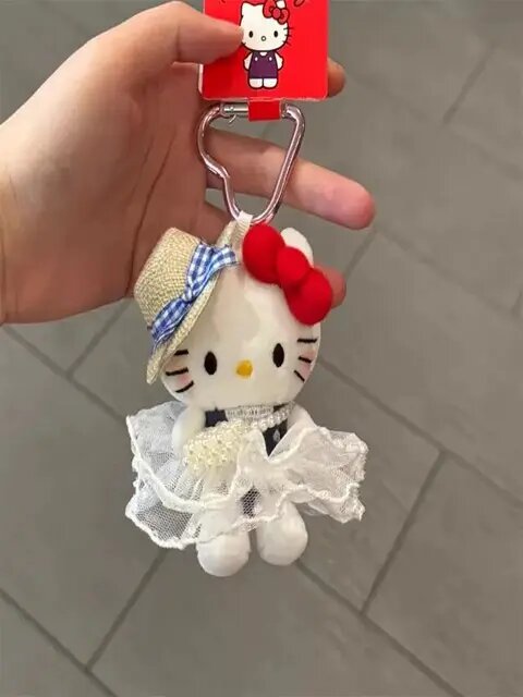 Премиальный плюшевый талисман Hello Kitty в клетчатом наряде, подвешиваемый к сумке.