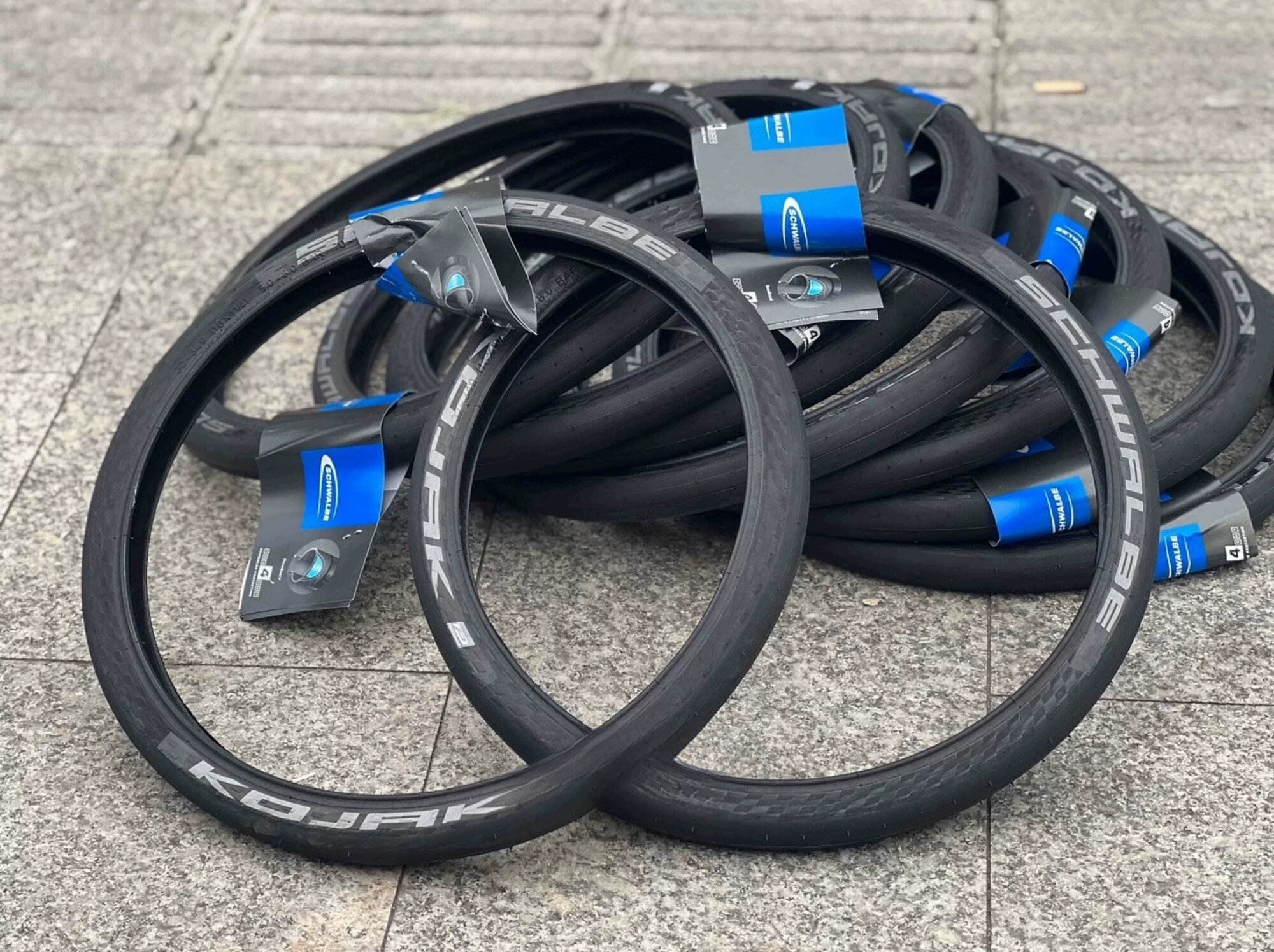 Шина Schwalbe Kojak 20x1.35 для велосипеда с черной боковиной и отражающим рисунком - 1 шт