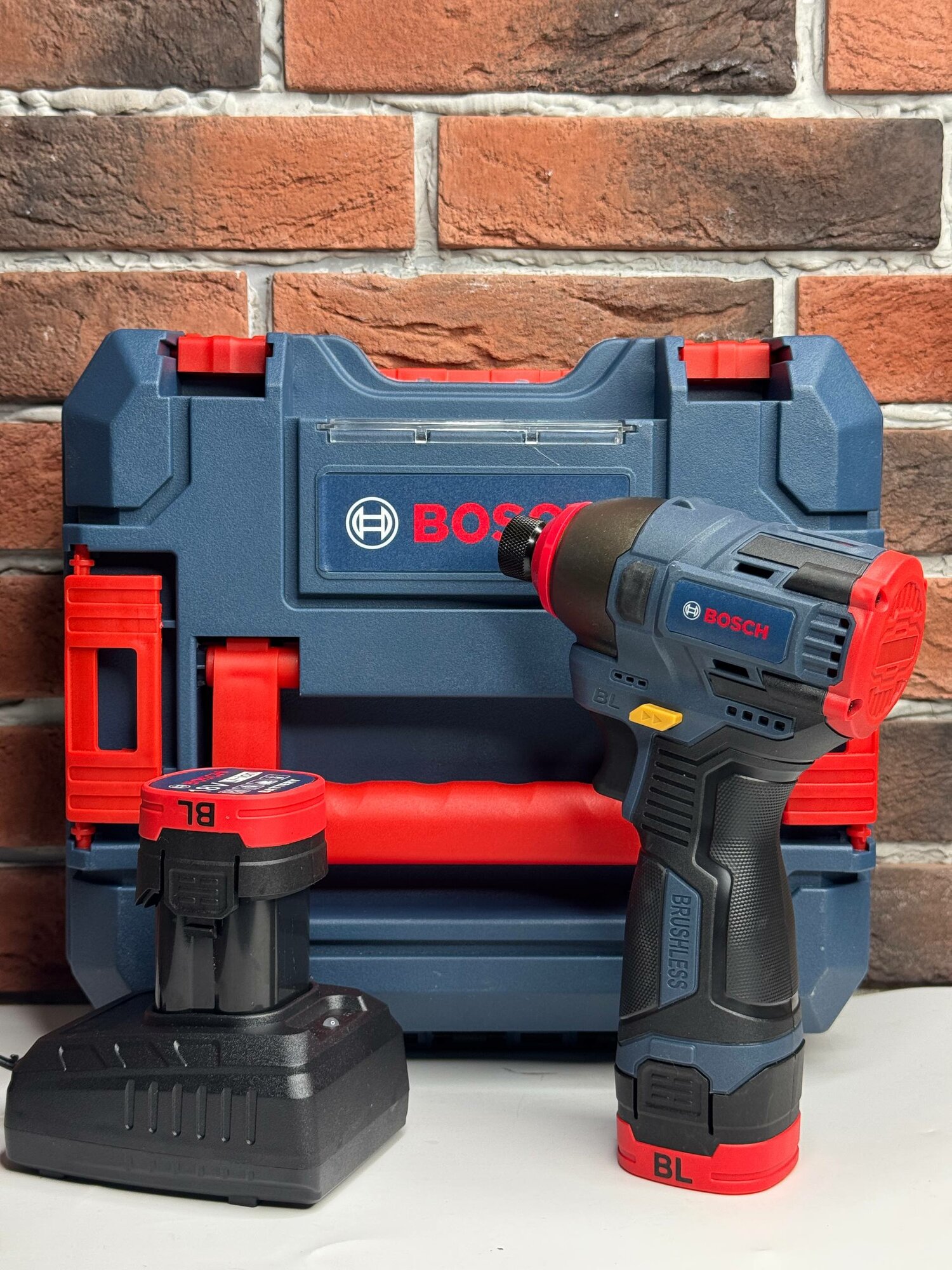 Bosch Шуруповерт - винтоверт аккумуляторный бесщетчоный 18В / Мощный ударный шуруповерт с двумя аккумуляторами
