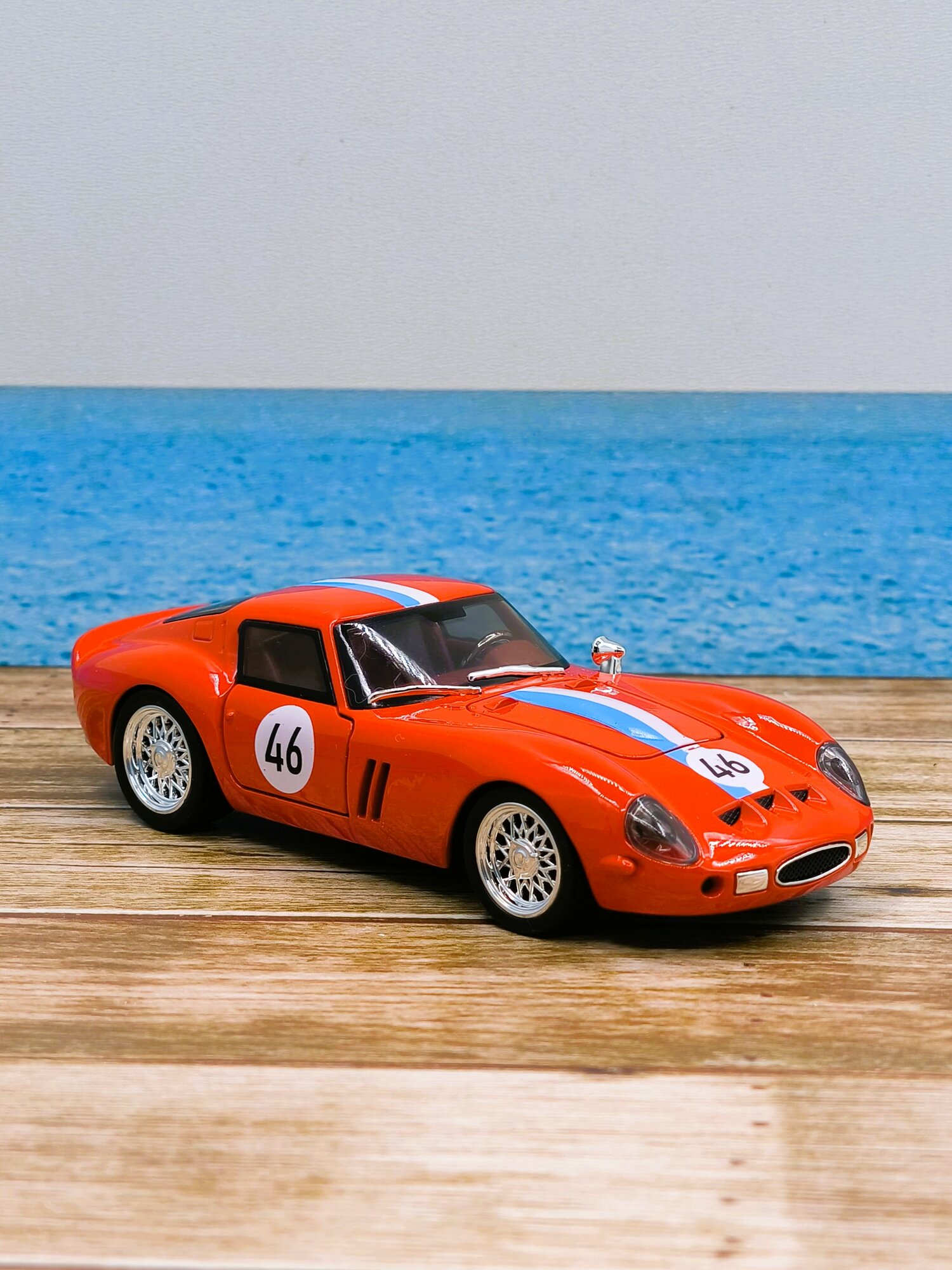 Металлическая модель автомобиля Ferrari 250 GTO с световым и звуковым сопровождением. Масштаб 1:32