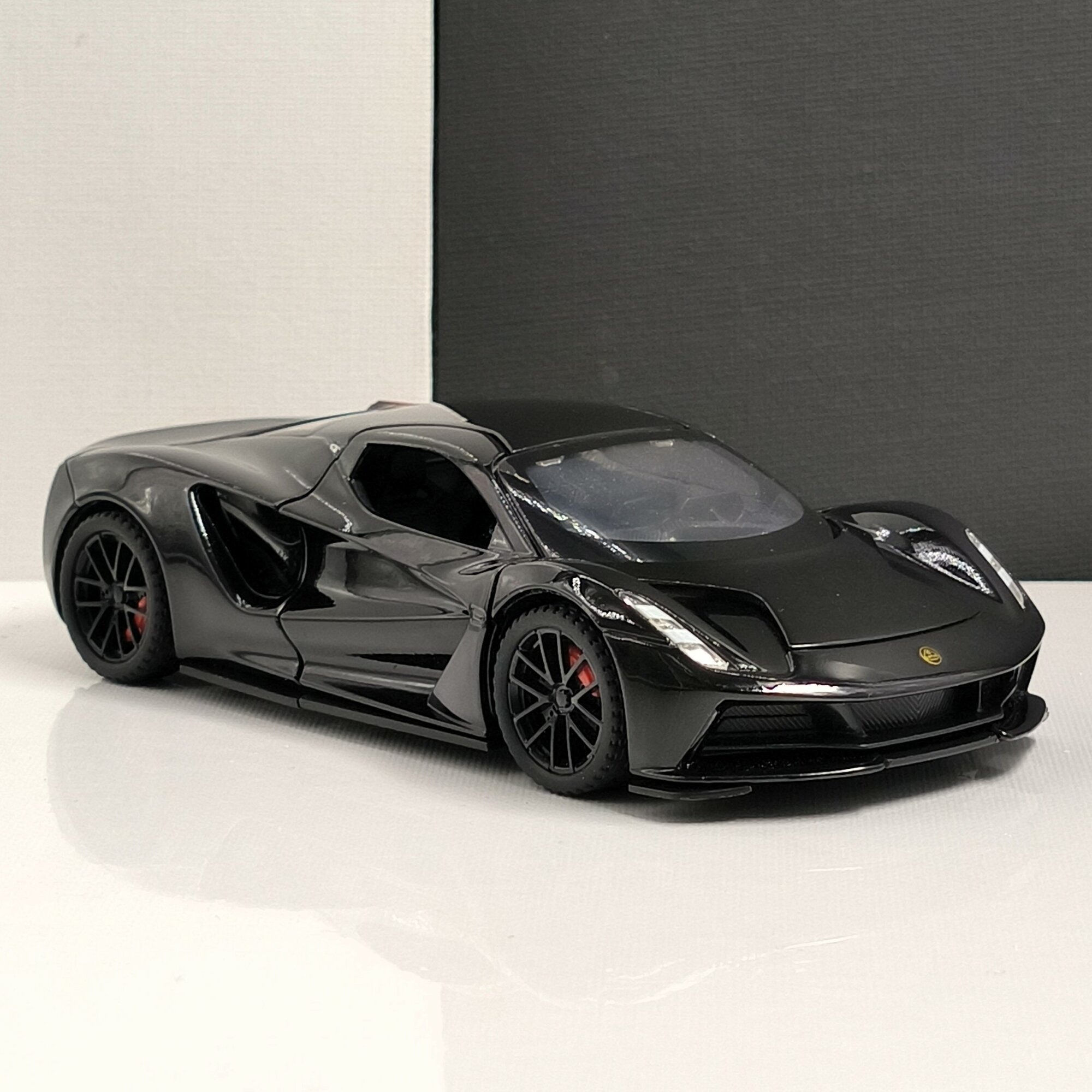 Машинка металлическая Lotus Evija с инерционным механизмом и свето-звуковым сопровождением. Масштаб 1:32(14,5см)