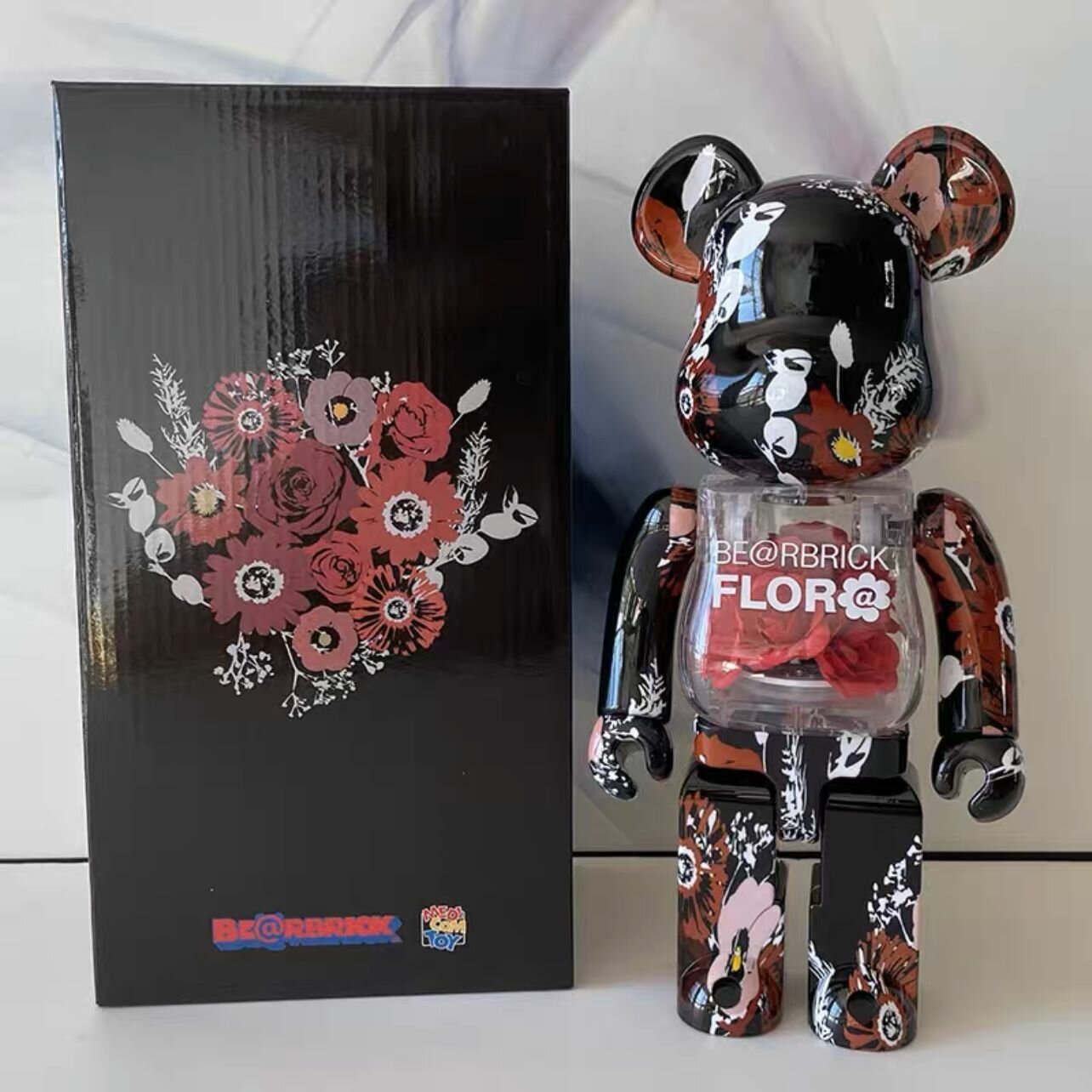 Дизайнерская игрушка BearBrick "Красные цветы"
