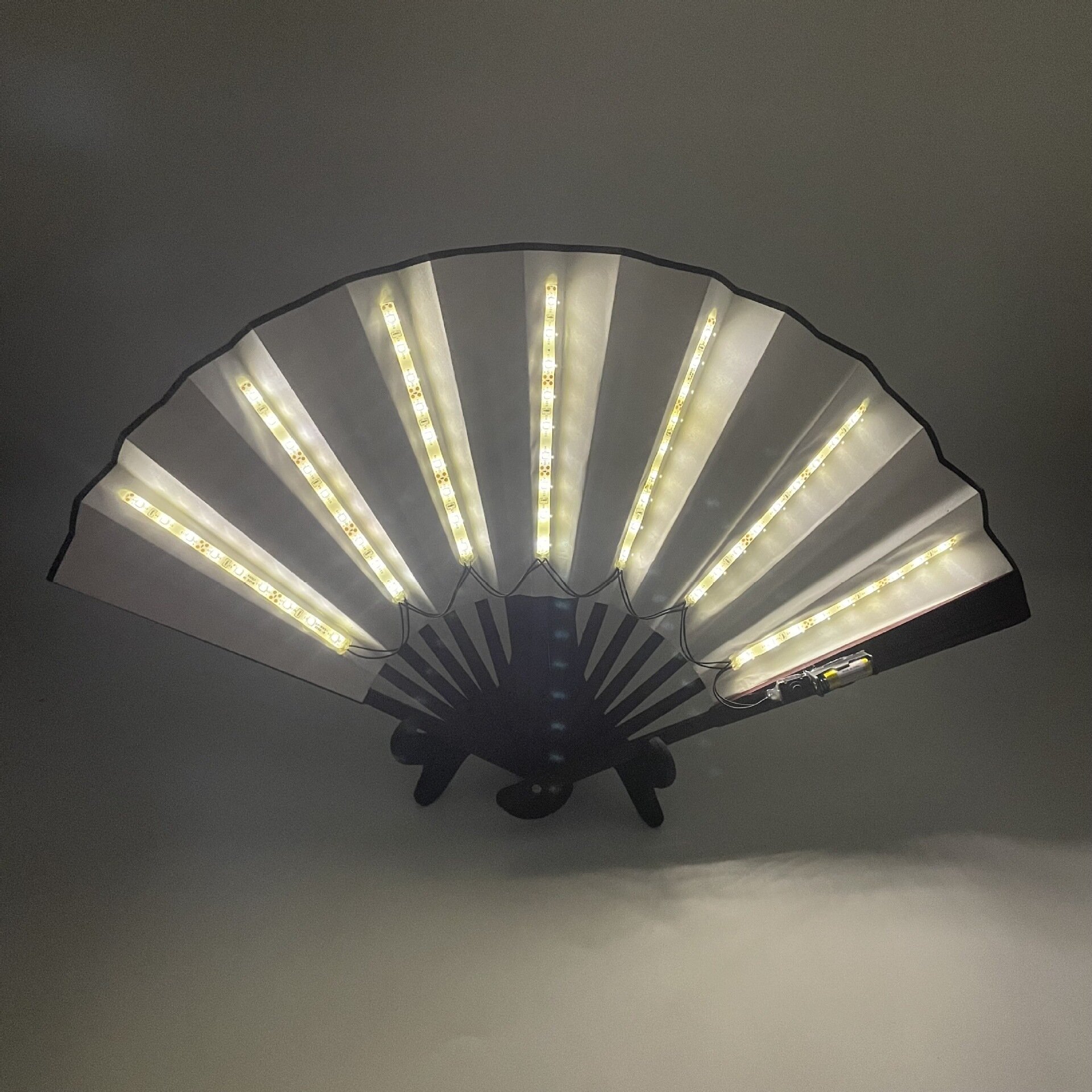 LED Танцевальный Веер 10 дюймов Теплый Белый Свет Ручной Веер для Музыкальных Фестивалей и Событий Компактный Дизайн