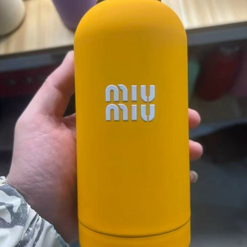 Стильная термобутылка для воды Miu, с вакуумной изоляцией, доступна в различных мягких и ярких цветах.