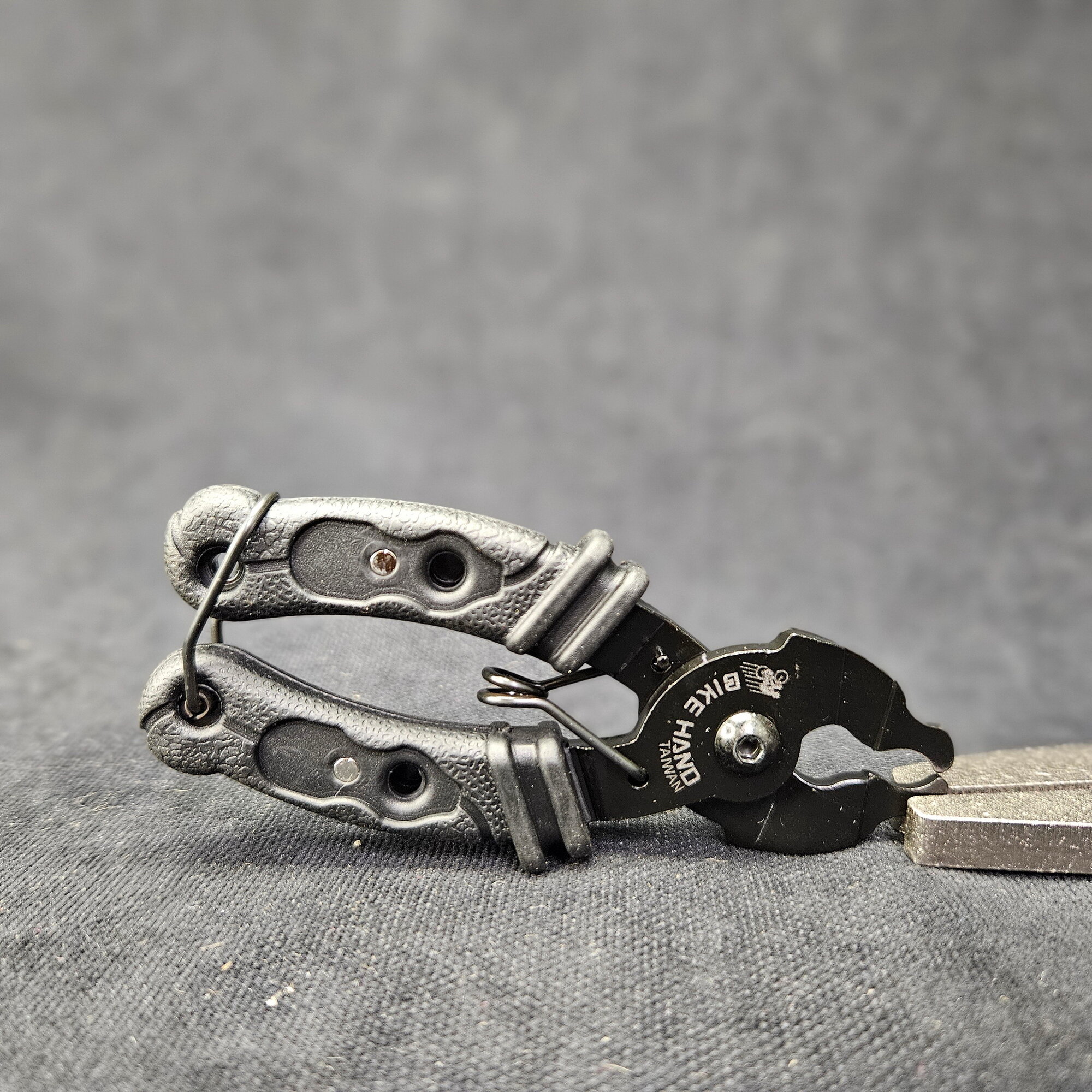 Клещи для снятия и установки замочка цепи BikeHand YC-335CO-S, расстегивание и застегивание