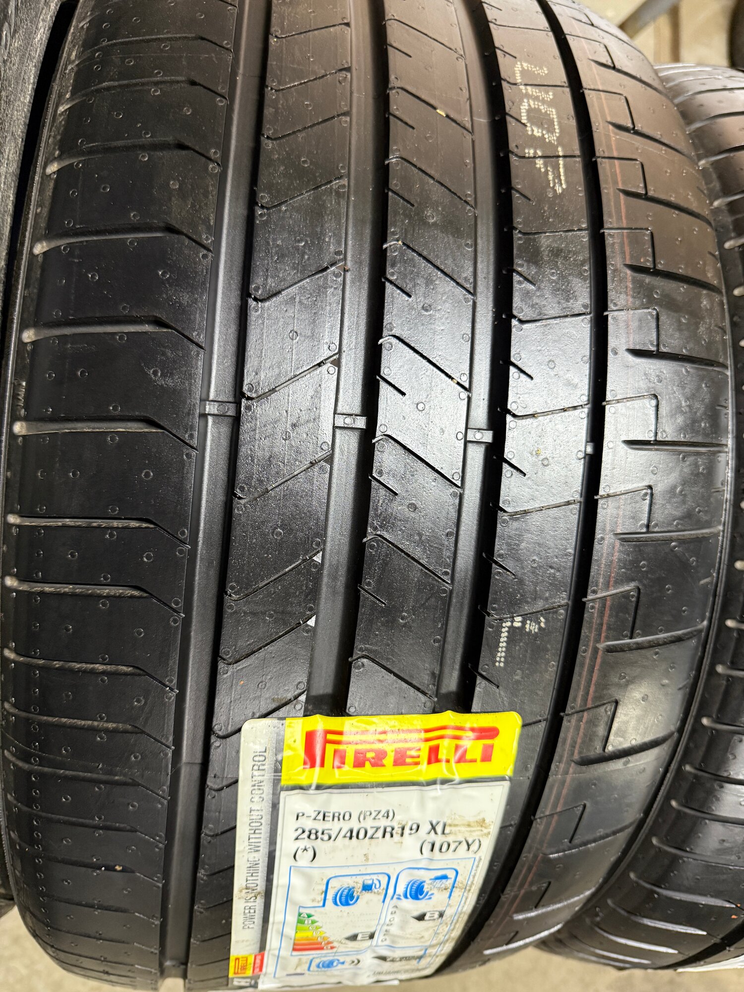 Pirelli P Zero PZ4 285/40 R19 107Y